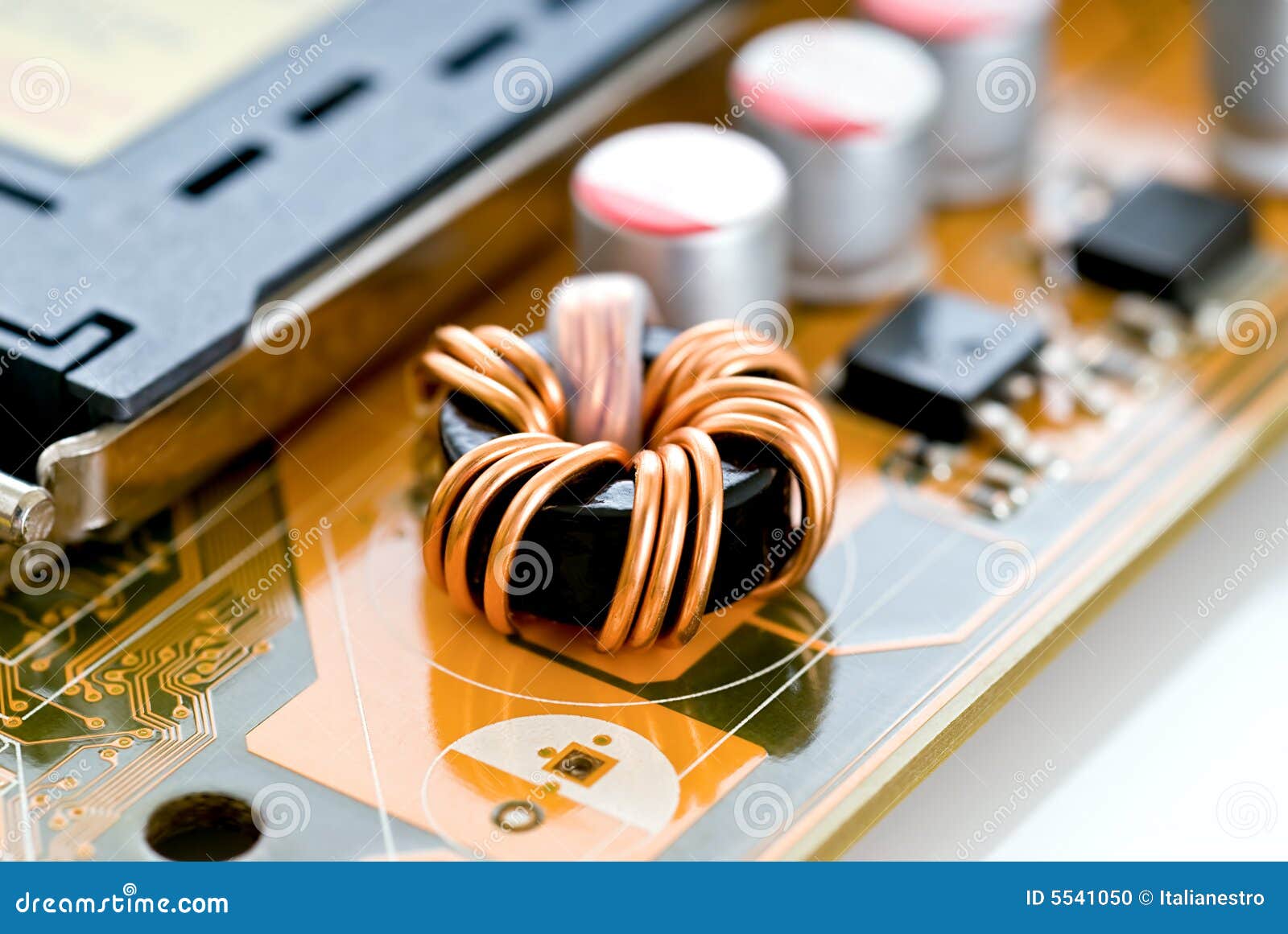 Componenti elettronici fotografia stock. Immagine di bobina - 5541050