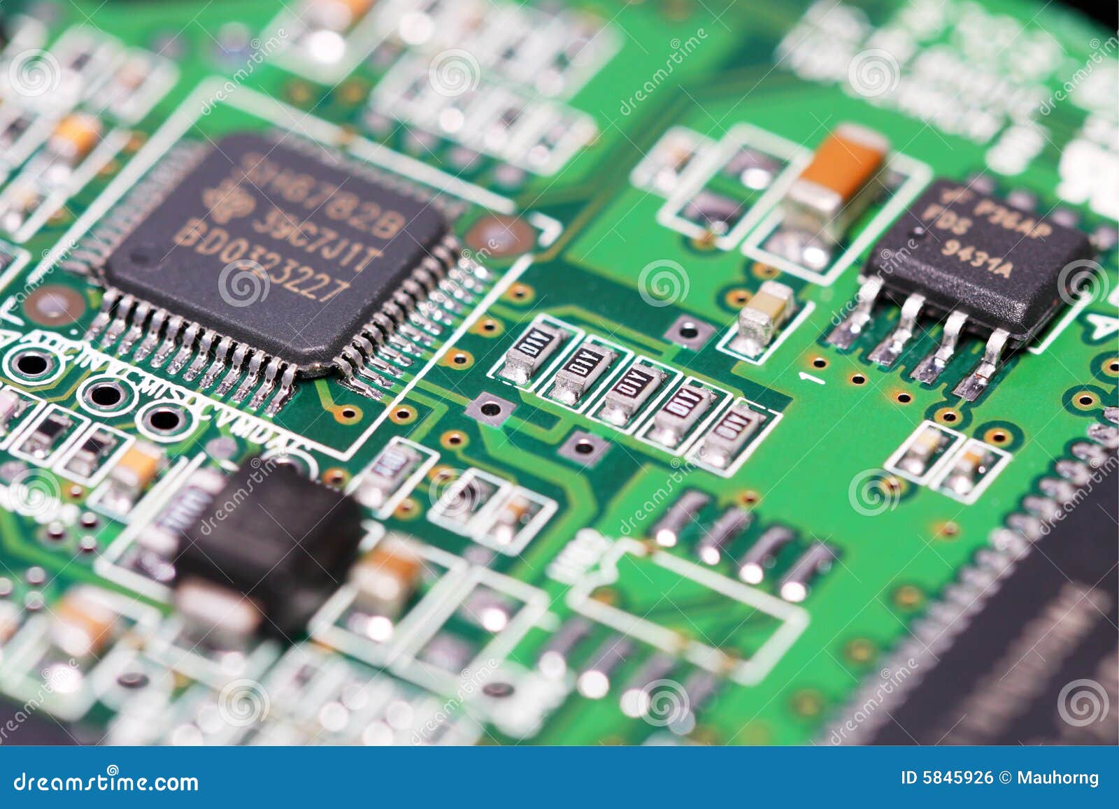 Componenti elettronici fotografia stock. Immagine di microchip - 5845926