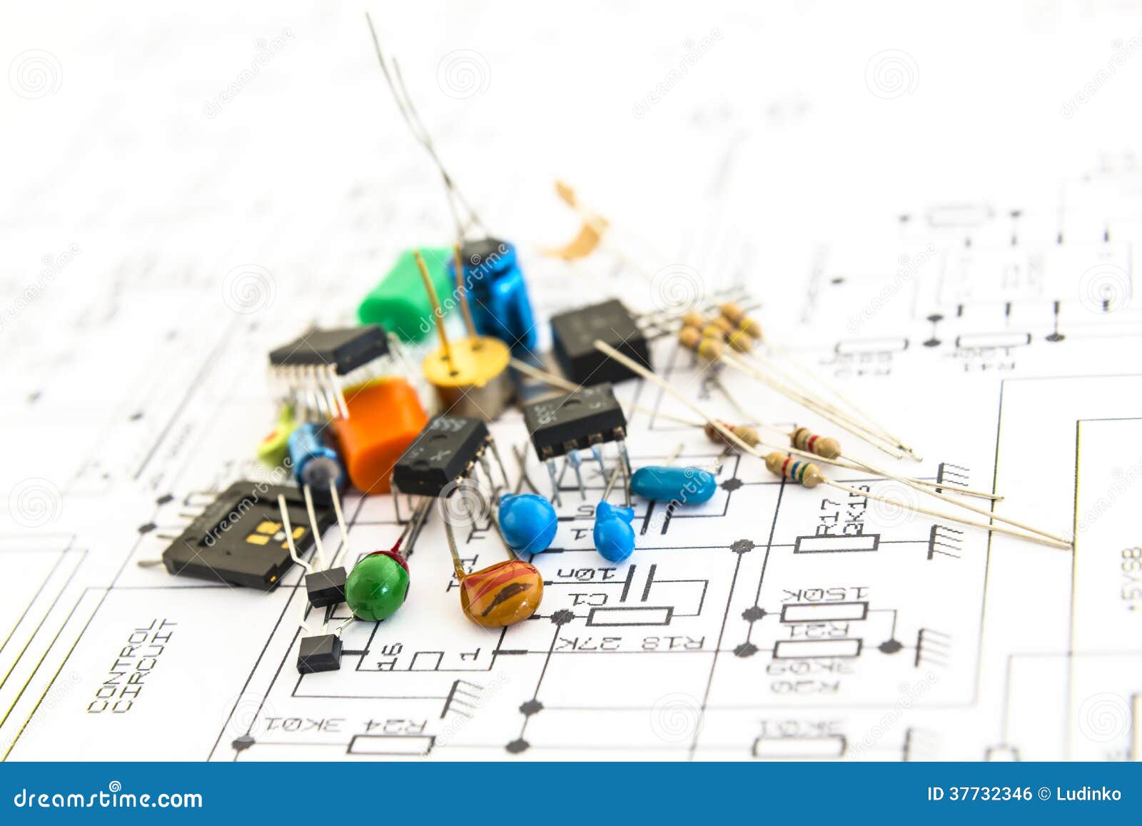 Componenti Elettronici Su Un Fondo Della Rappresentazione Schematica ...