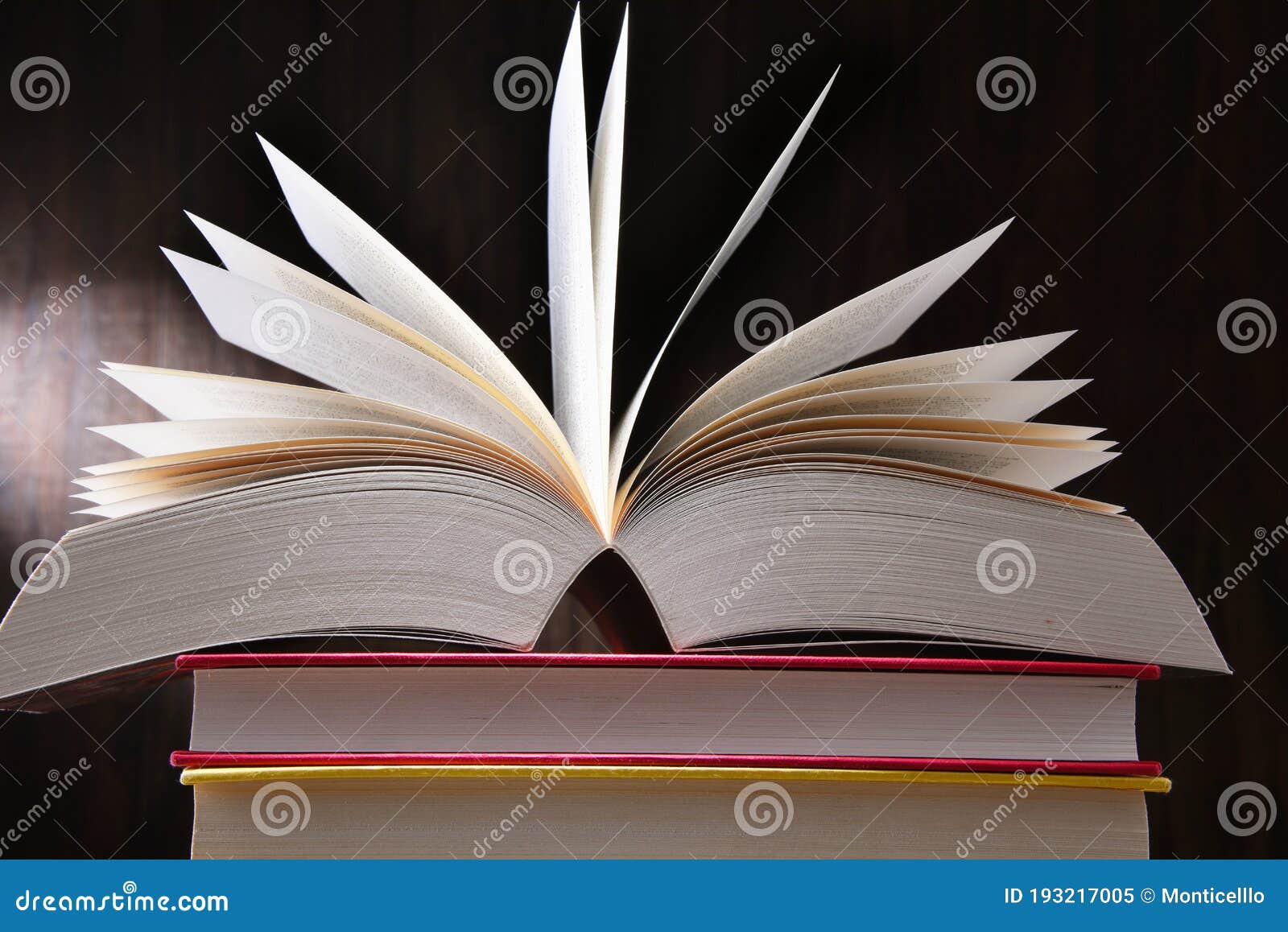 Composición Con Libro Abierto En La Tabla Imagen de archivo - Imagen de ...