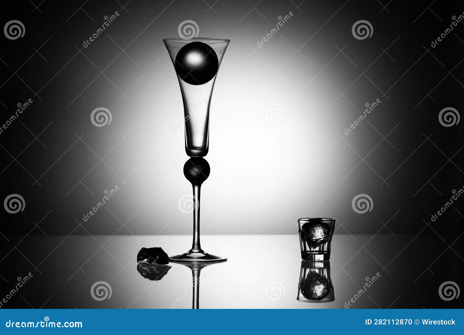 Composiciones Abstractas De Objetos De Vidrio Con Reflejos Foto de ...