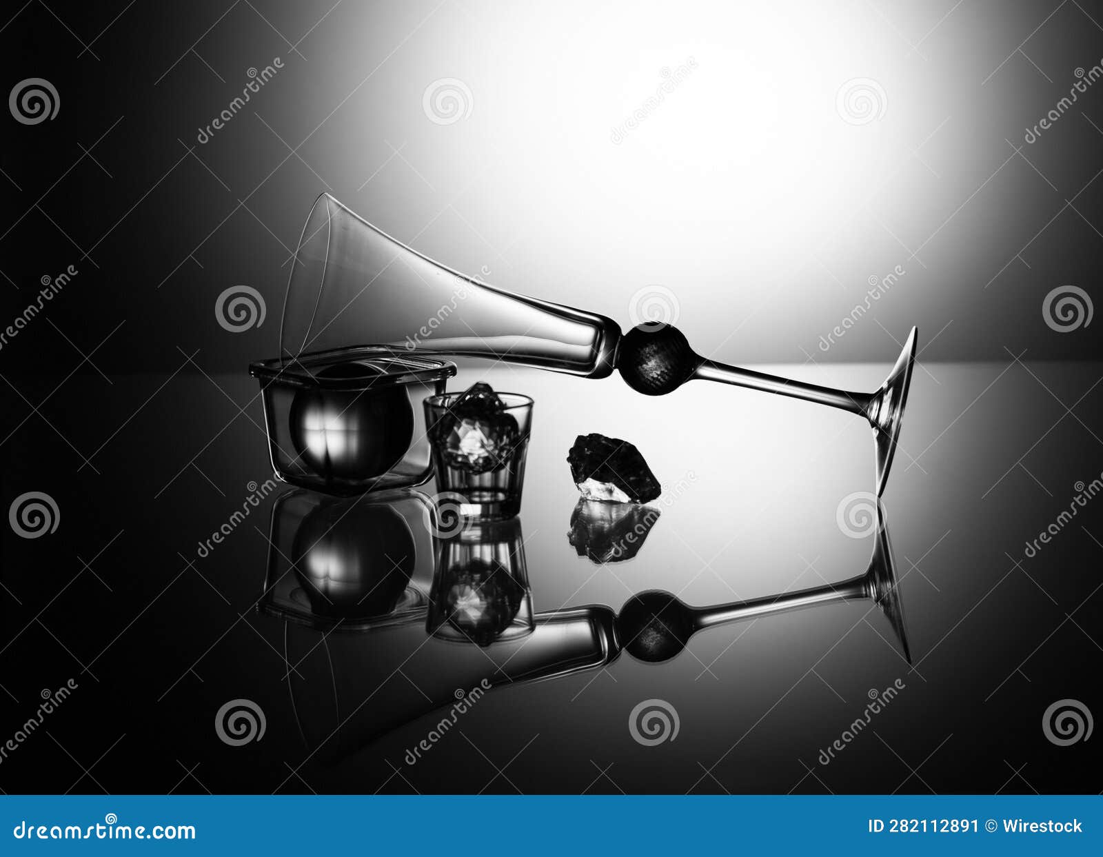 Composiciones Abstractas De Objetos De Vidrio Con Reflejos Imagen de ...