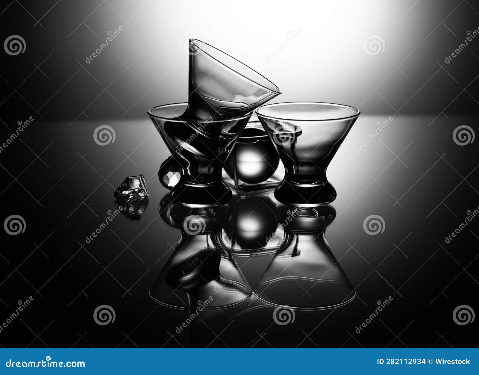 Composiciones Abstractas De Objetos De Vidrio Con Reflejos Foto de ...