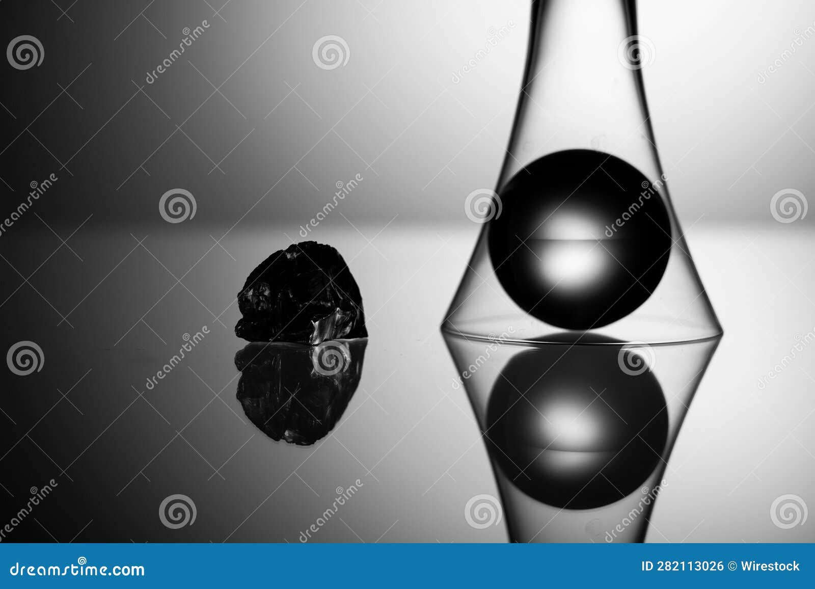 Composiciones Abstractas De Objetos De Vidrio Con Reflejos Foto de ...