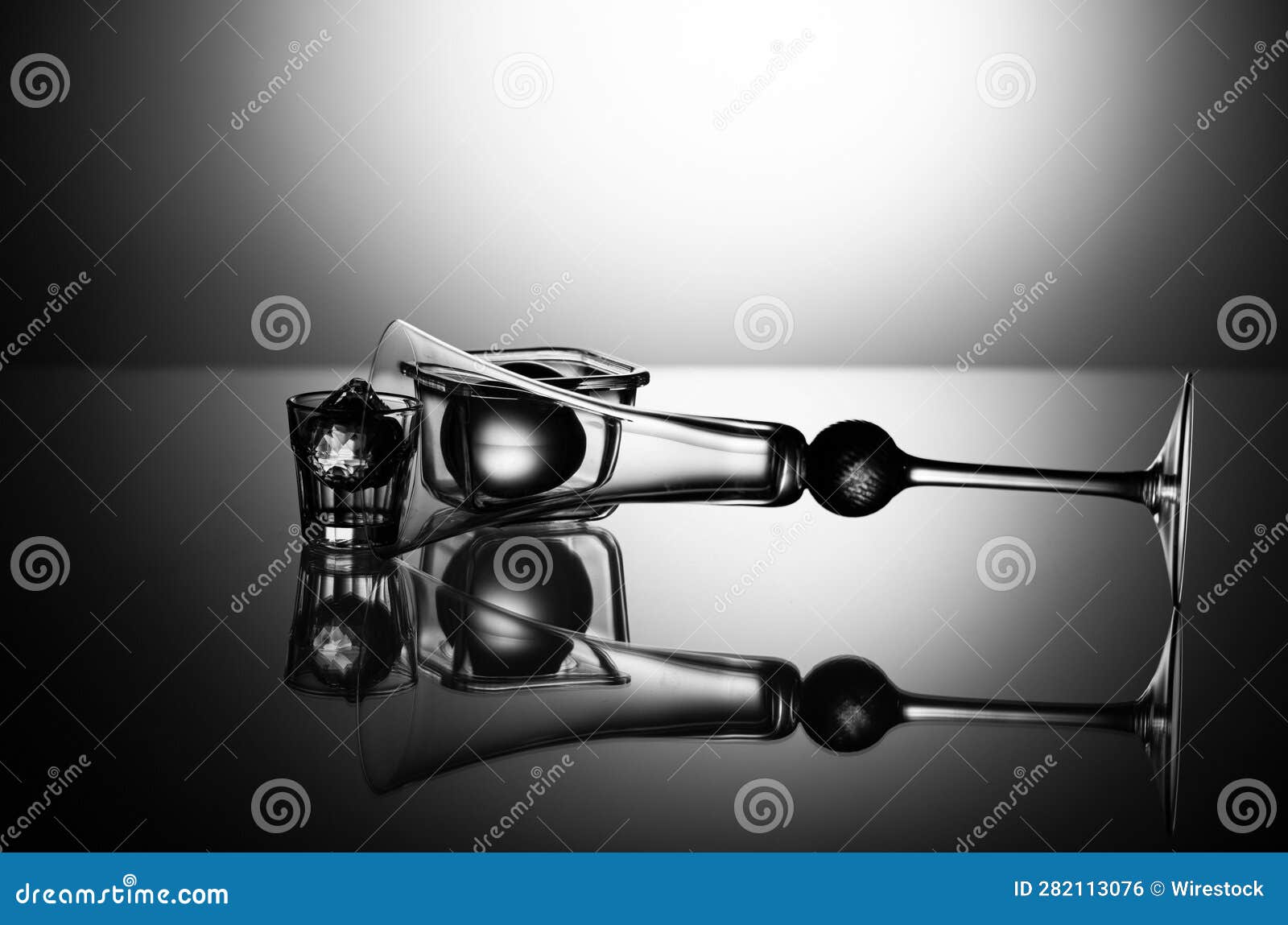 Composiciones Abstractas De Objetos De Vidrio Con Reflejos Foto de ...