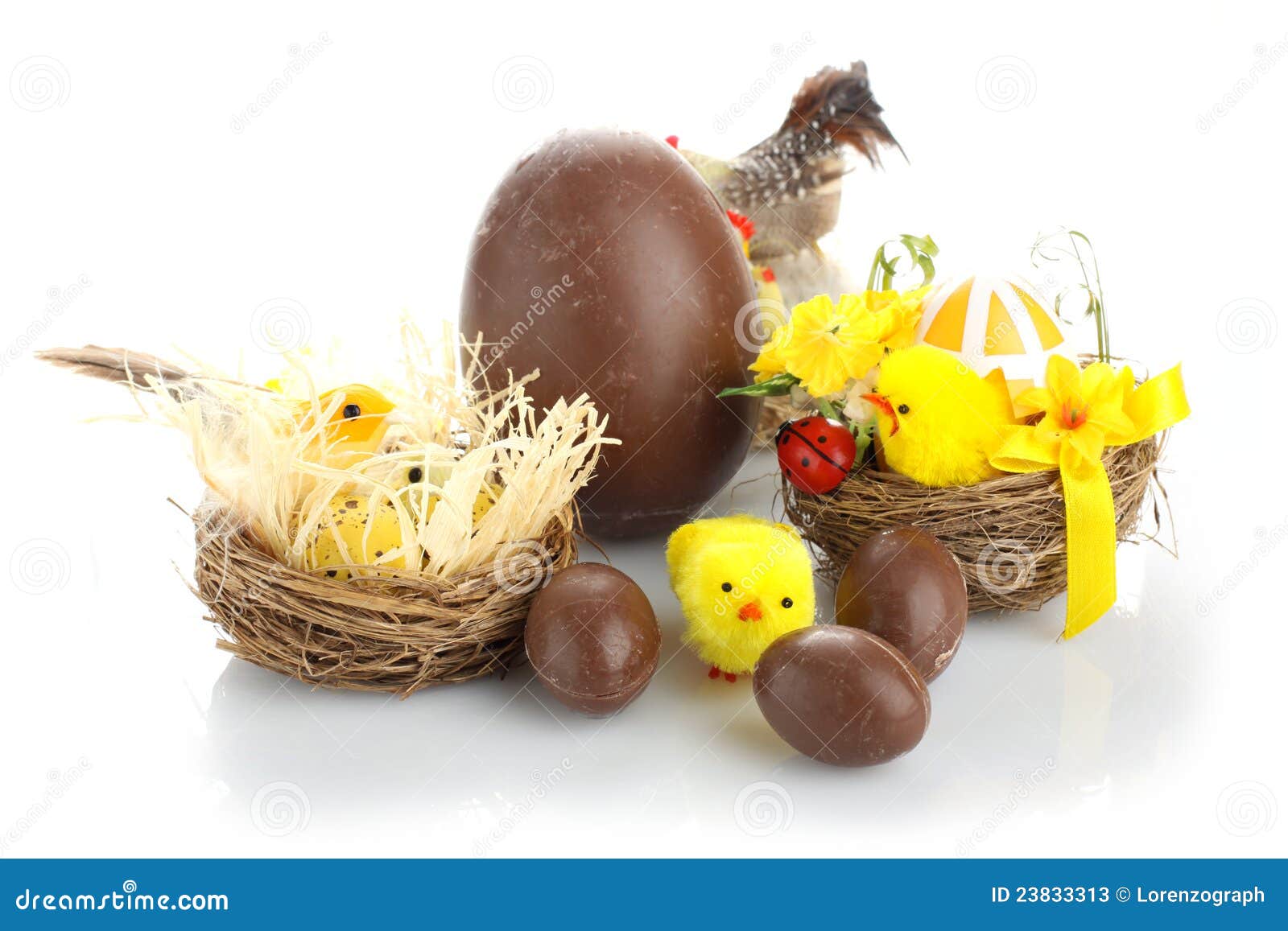 Composición De Pascua Con Los Huevos De Chocolate Imagen De Archivo