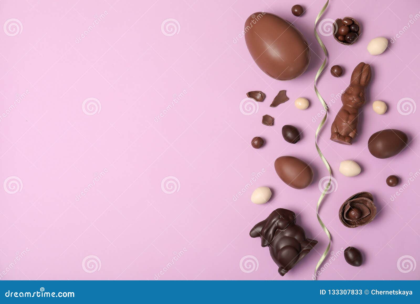 Composición Puesta Plana Con Los Huevos De Pascua Del Chocolate Y