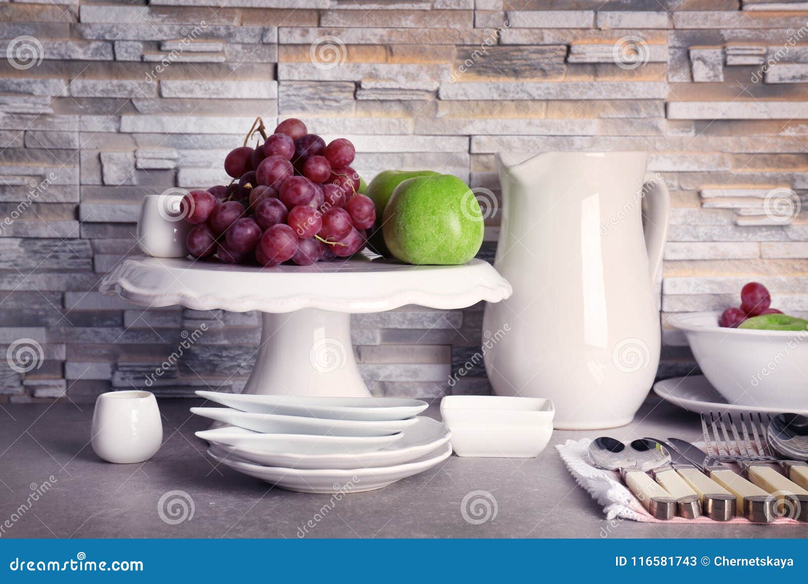 Composition Avec La Vaisselle Et Les Fruits Rustiques Image stock ...