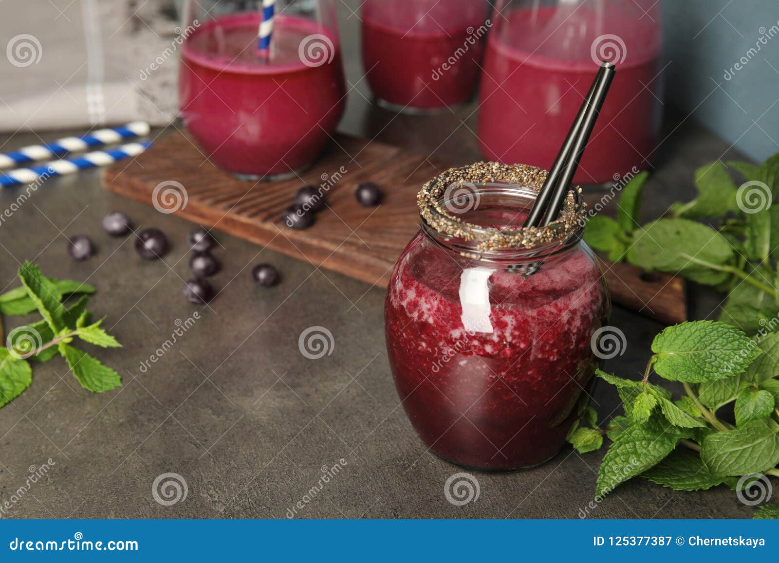 Composition Avec Le Pot De Jus D'acai Image stock - Image du ...