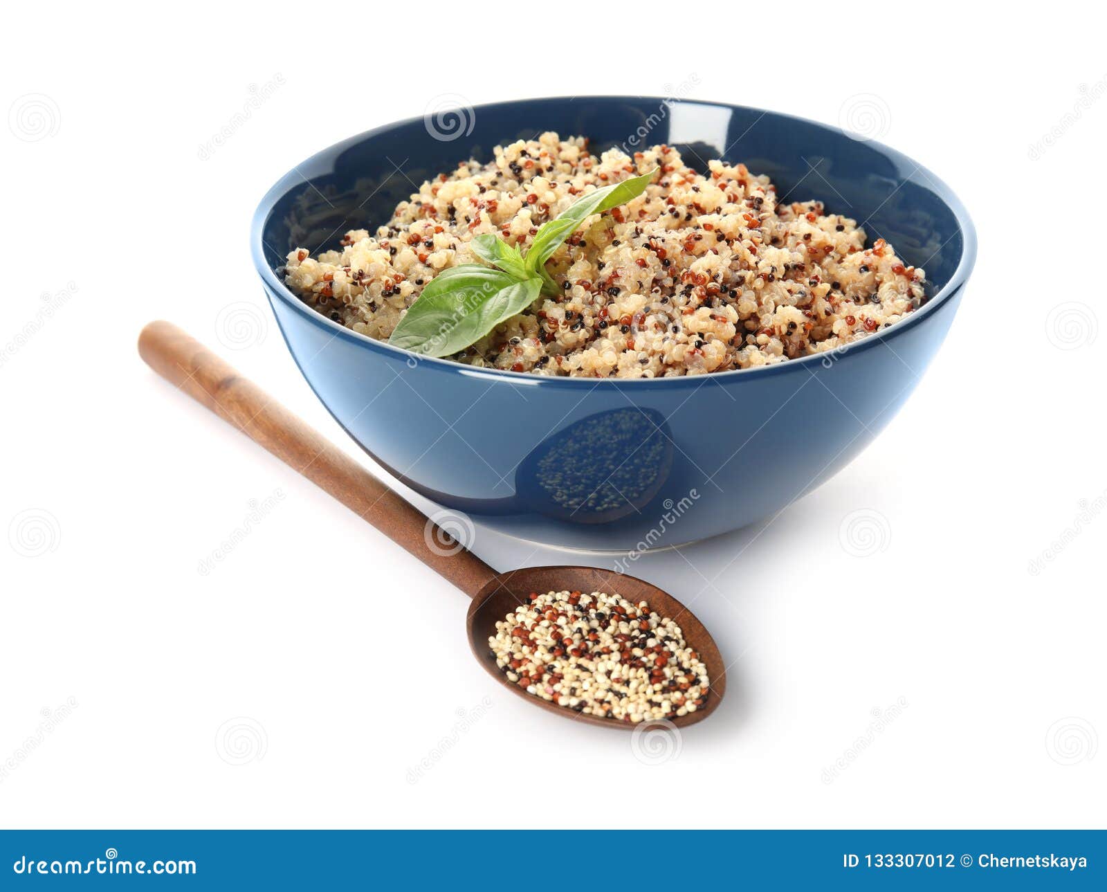 Composition Avec Le Quinoa Cuit Dans La Cuvette D'isolement Photo stock ...