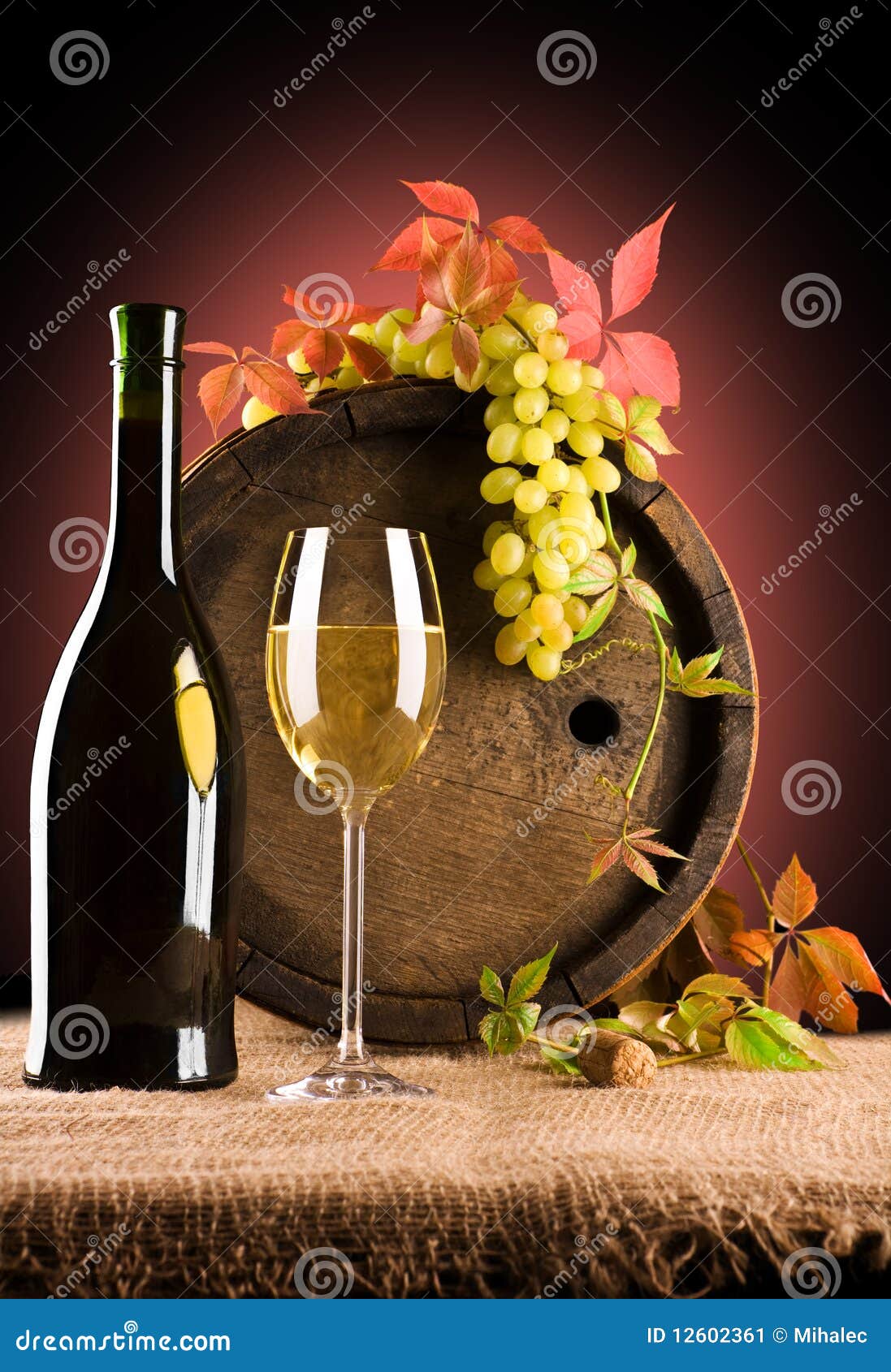 Composition De Vin Et Raisin Et Feuillage De Raisin Image stock - Image ...
