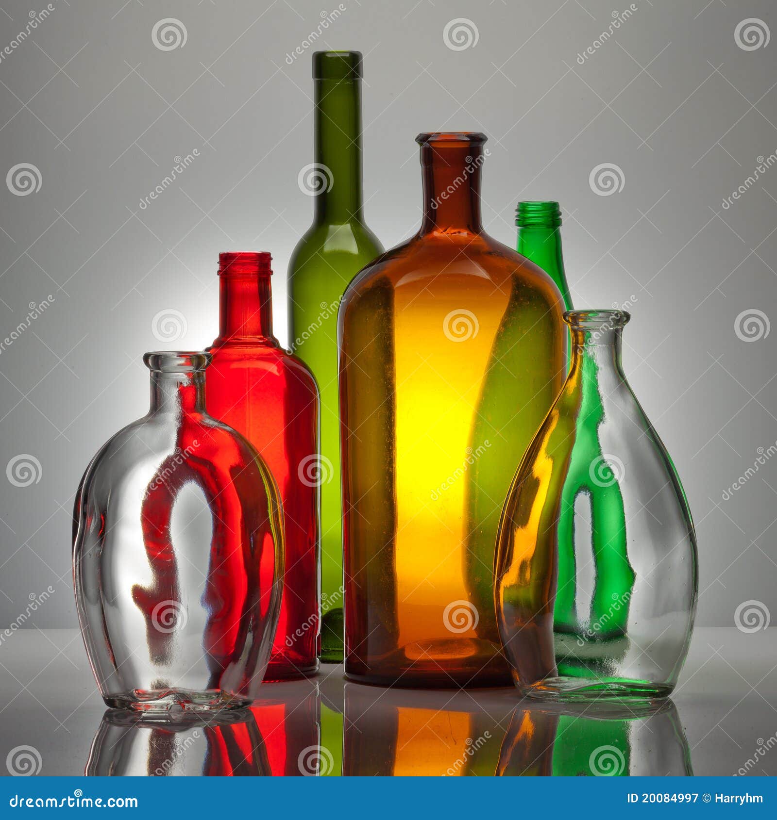Composition Des Bouteilles En Verre De Couleur Image stock - Image du ...
