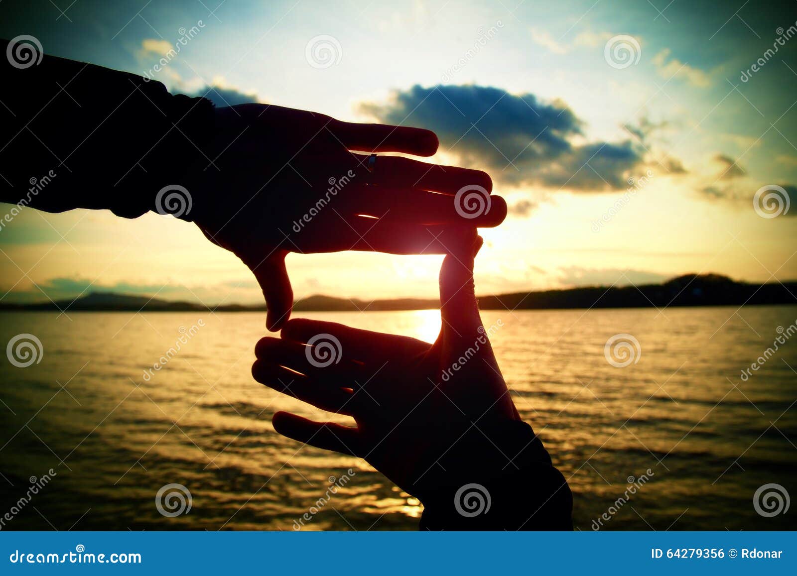 Composition Finger Frame- Man S Hands Capture Sunset at Sea ...
