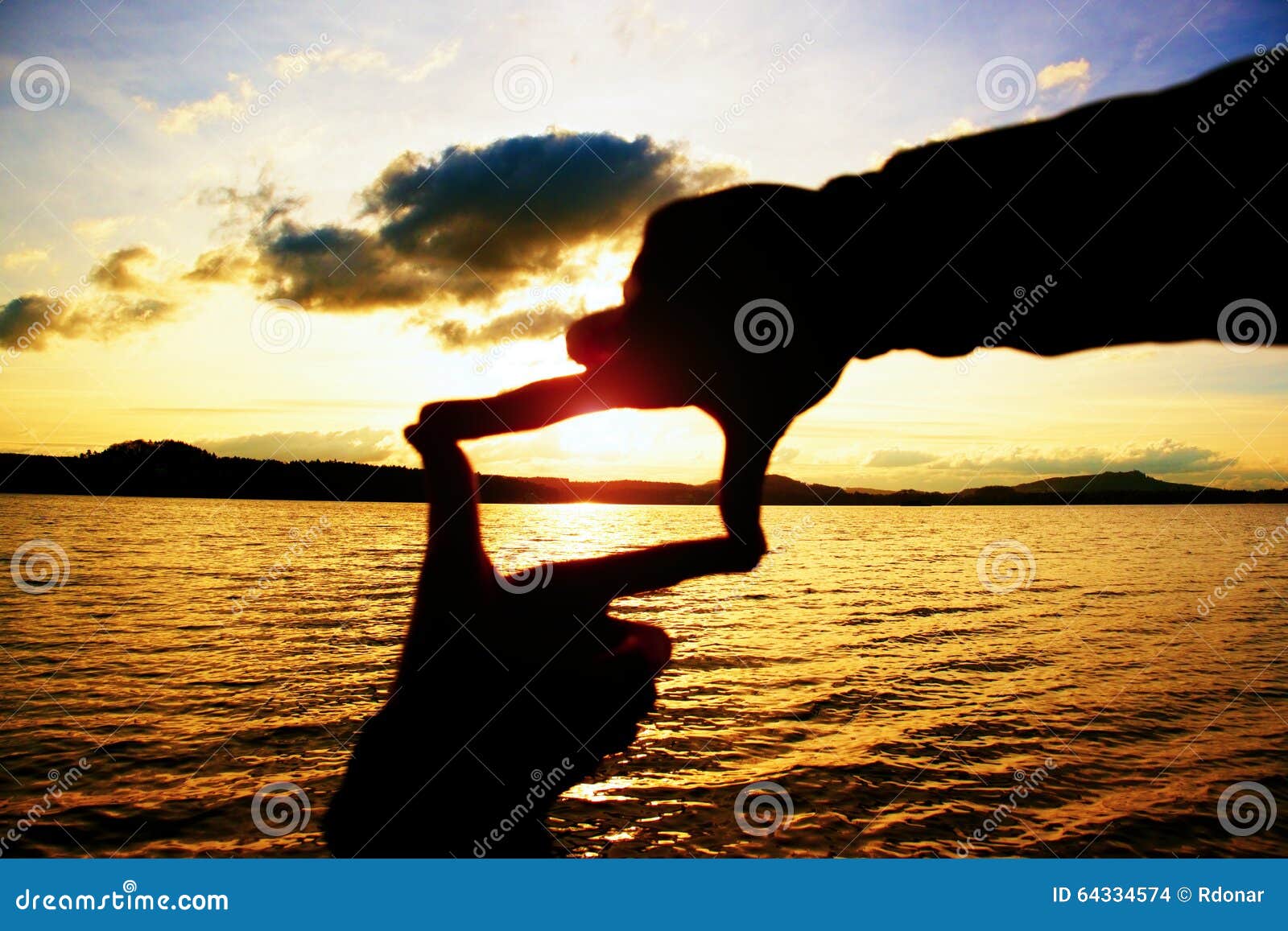 Composition Finger Frame- Man S Hands Capture Sunset at Sea ...