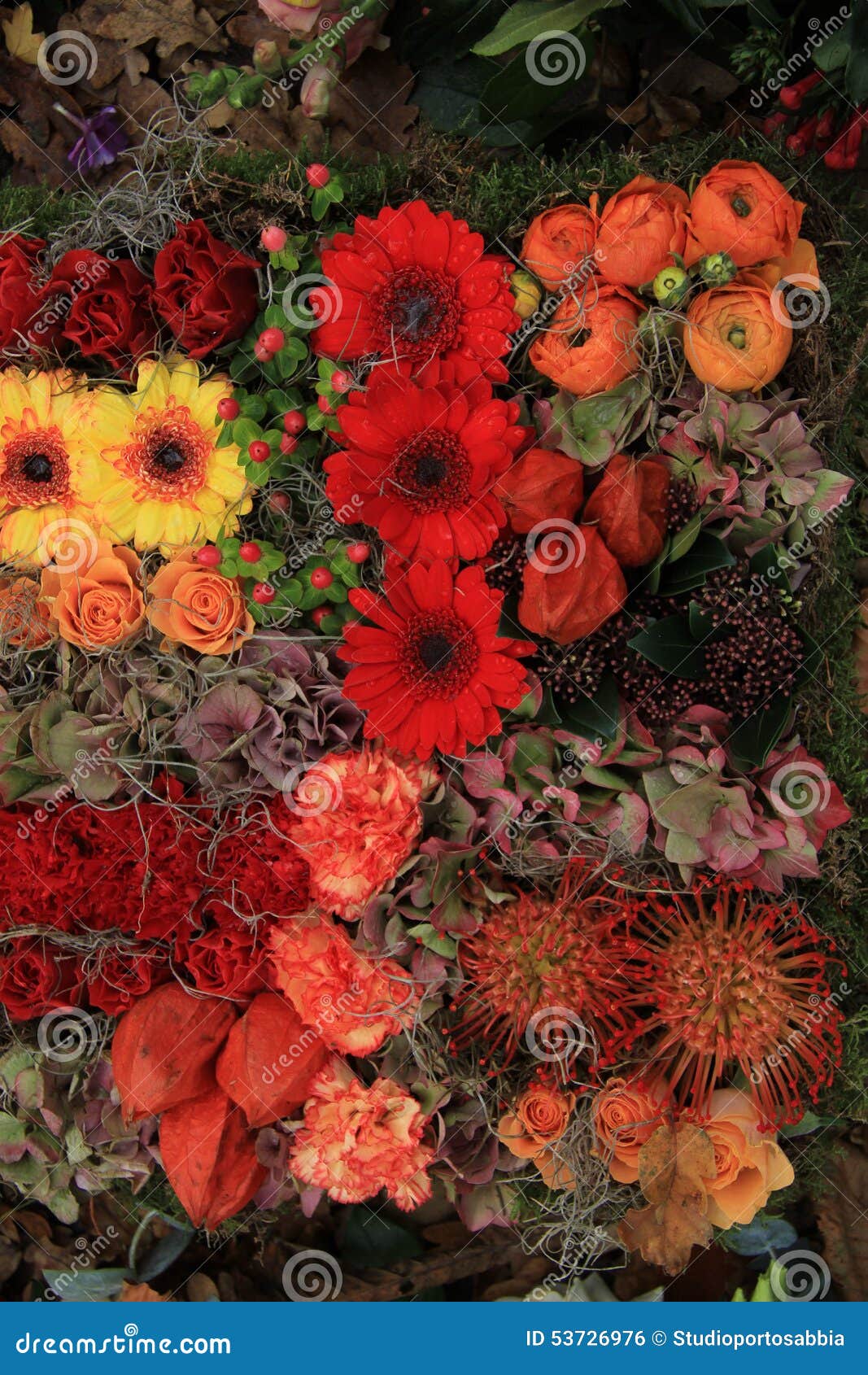 Composition Florale En Automne Photo stock - Image du flore, rose: 53726976