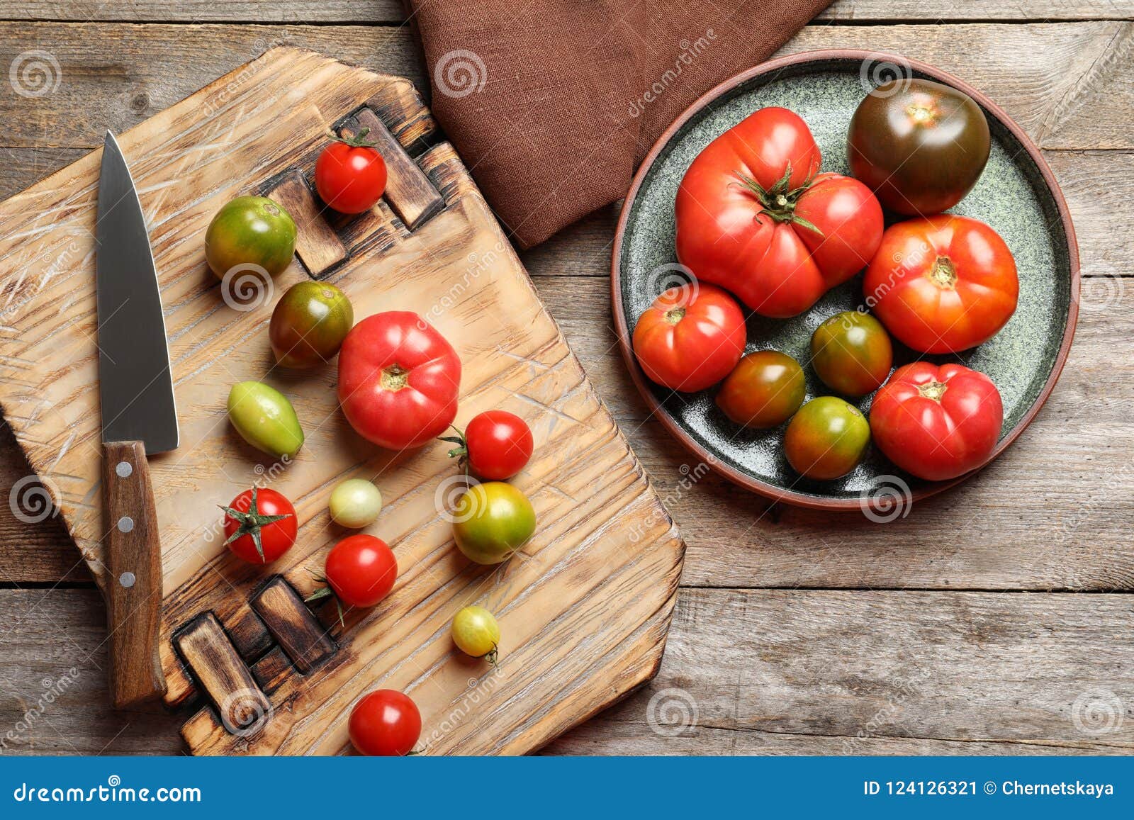 Composition Plate En Configuration Avec Les Tomates Juteuses Image ...
