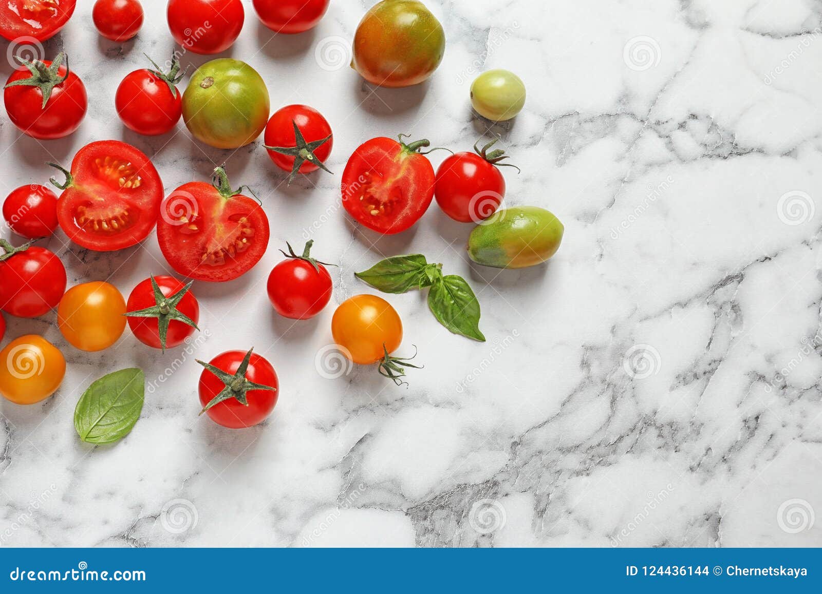 Composition Plate En Configuration Avec Les Tomates Juteuses Photo ...