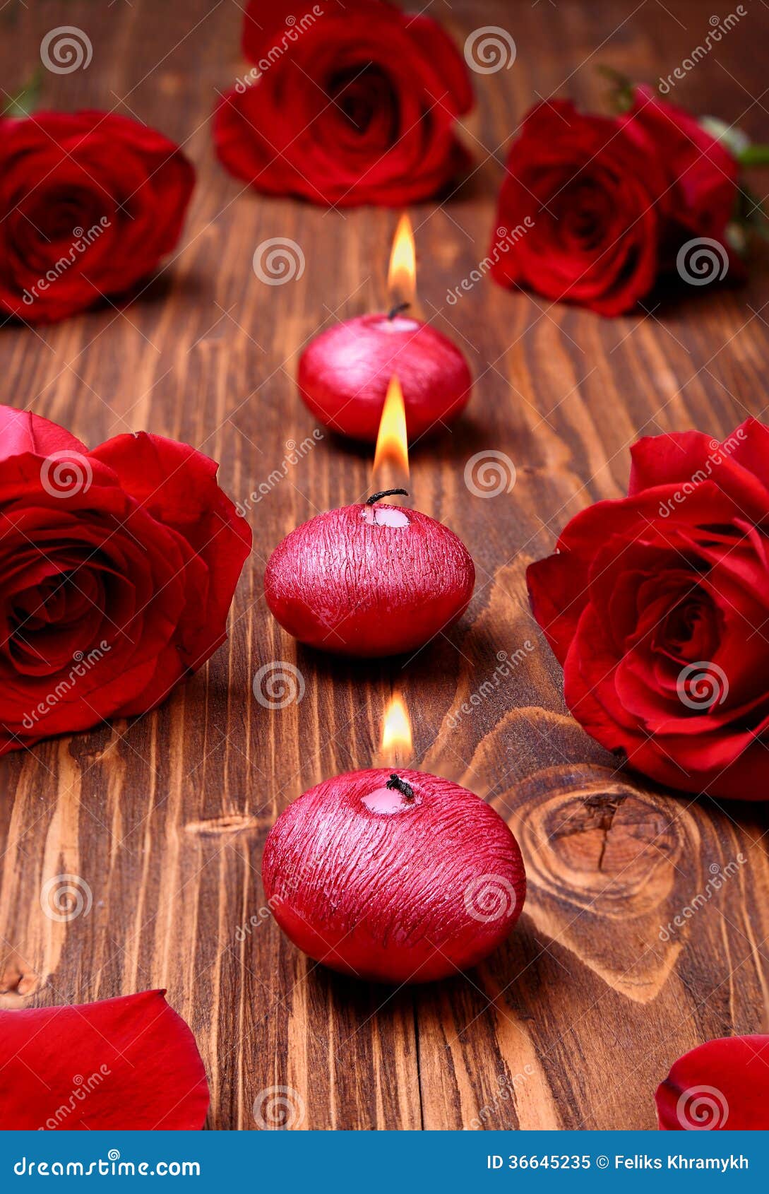Composition Romantique Avec Les Bougies Et Les Roses Rouges Image stock ...
