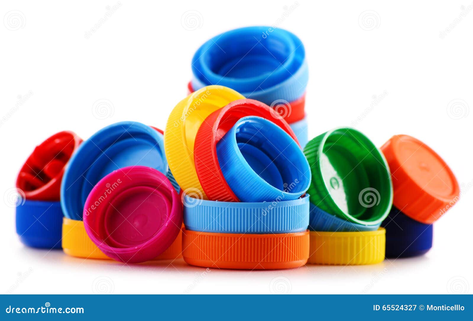 Composizione Con Le Bottiglie Ed I Cappucci Di Plastica Su Bianco ... Composizione Con Le Bottiglie Ed I Cappucci Di Plastica Su Bianco ...