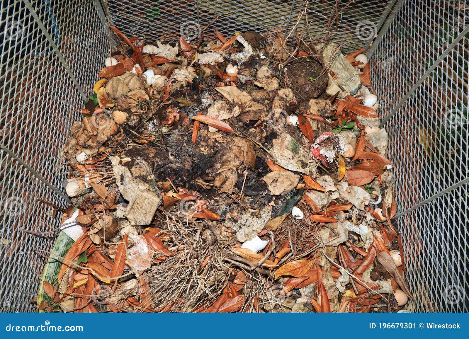 Composteerstapel Met Organisch Afval Stock Afbeelding - Image of aarde ...