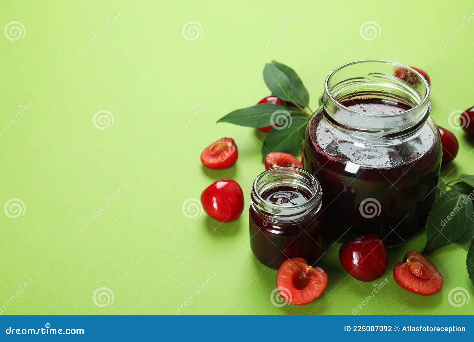Compota De Cereja E Ingredientes De Fundo Verde Foto de Stock - Imagem ...