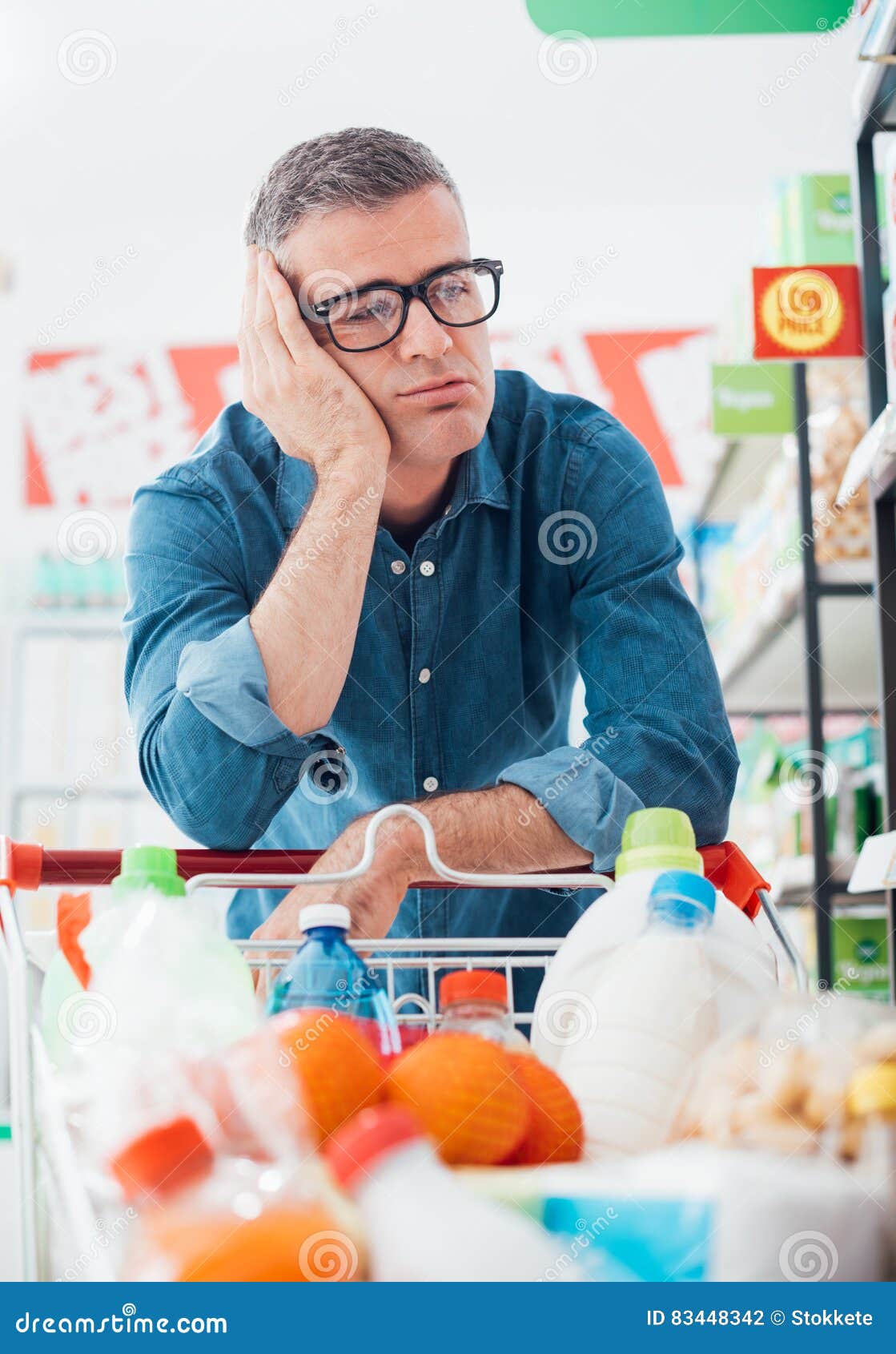 Compra Triste Do Homem No Supermercado Foto de Stock - Imagem de ...