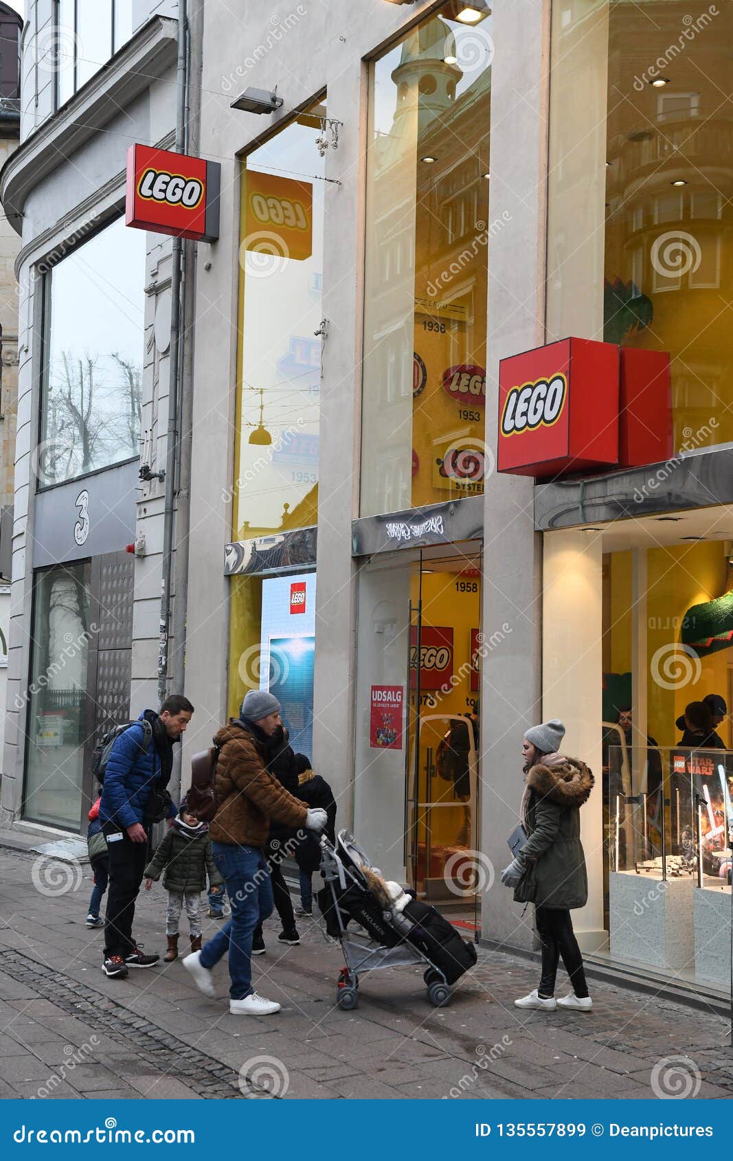 COMPRADORES DE LEGO EN TIENDA DE LEGO EN COPENHAGUE DINAMARCA Imagen de ...