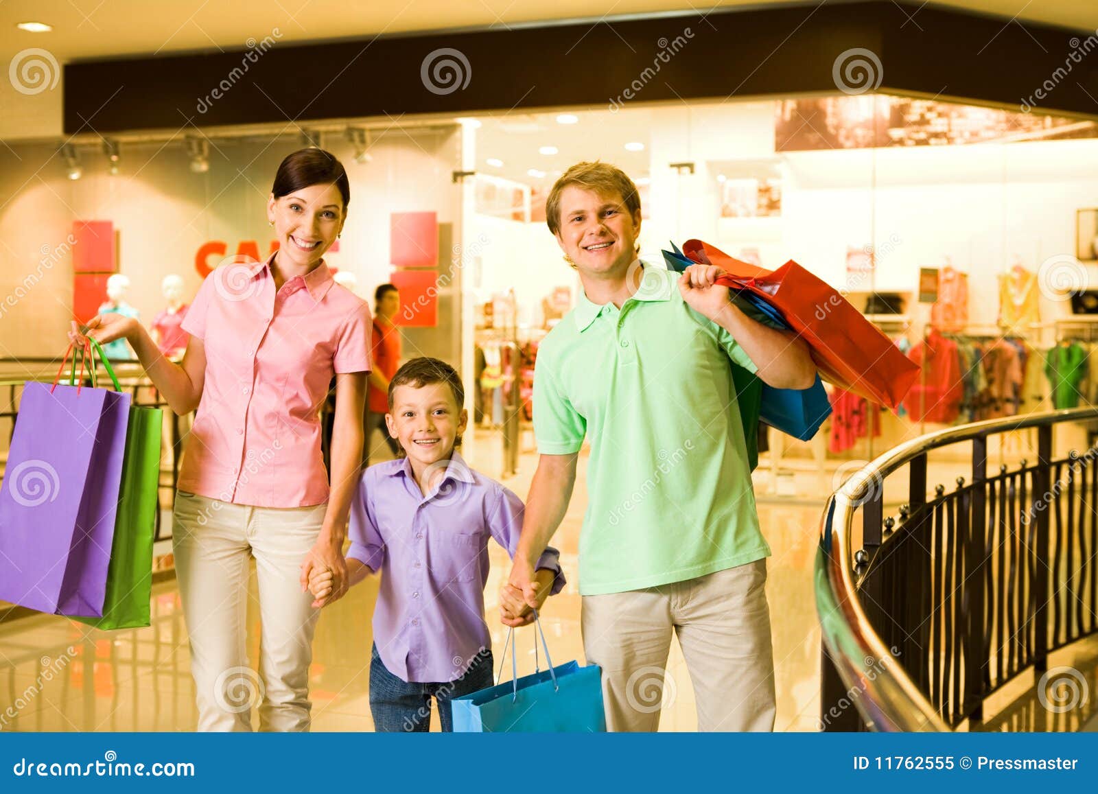 Compradores felices imagen de archivo. Imagen de consumidor - 11762555