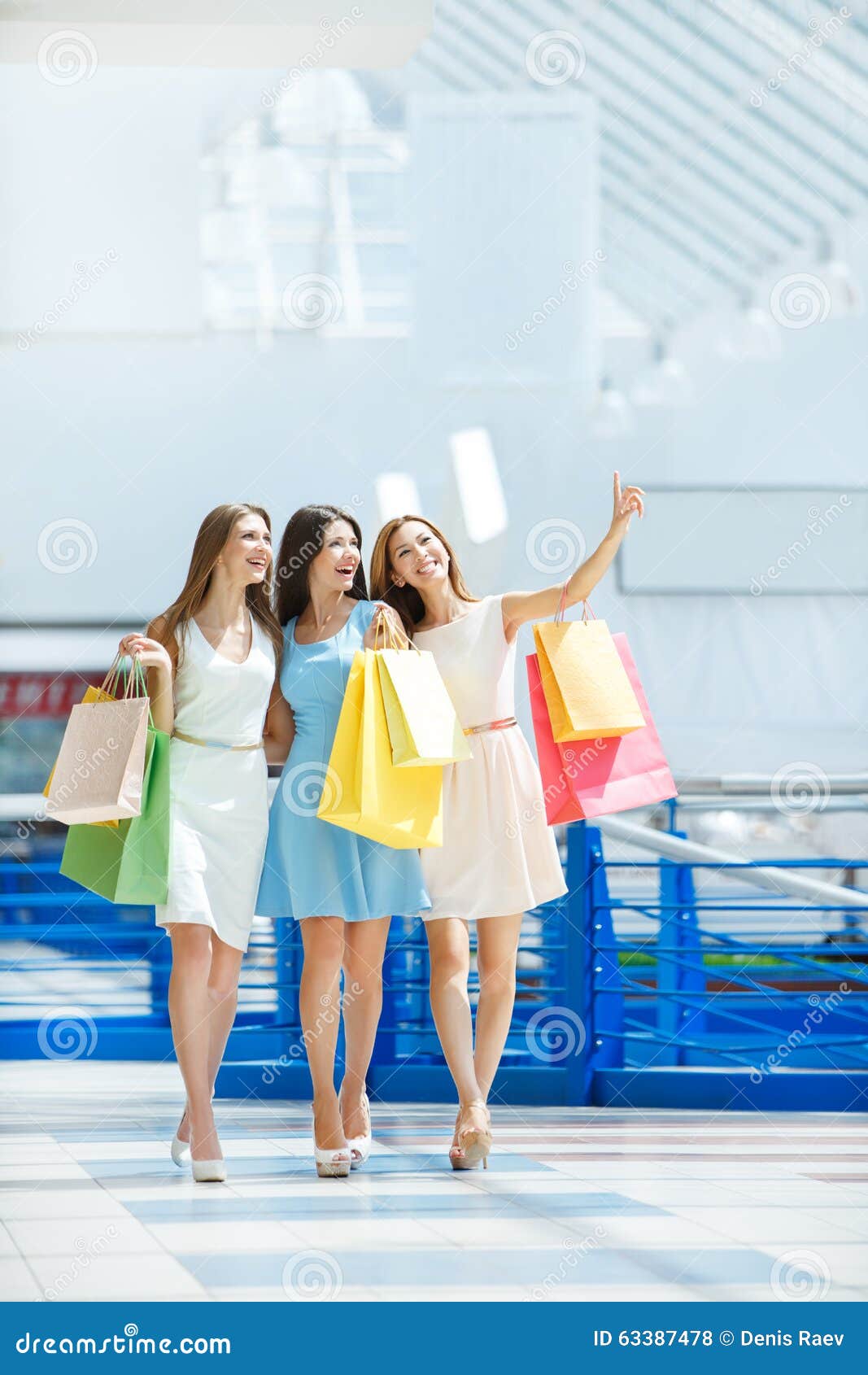 Compras foto de stock. Imagem de venda, atrativo, caucasiano - 63387478