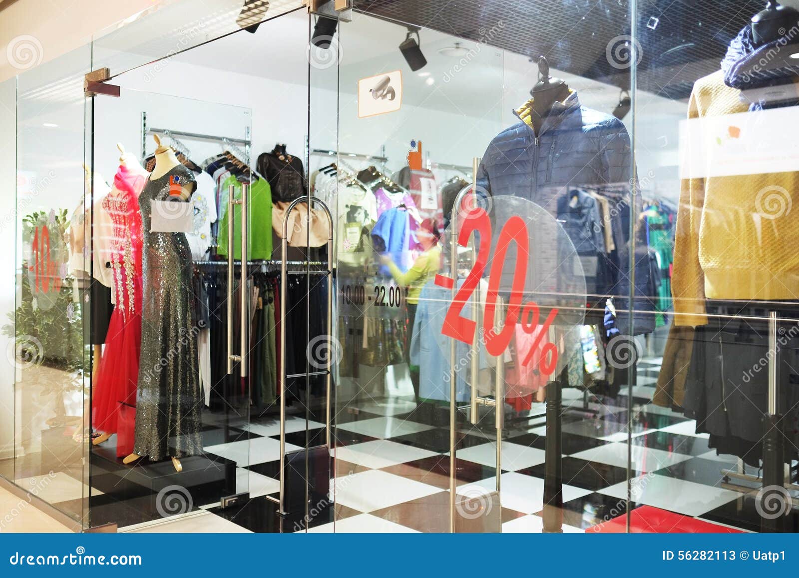 Compras De La Ciudad Y B Clase Compleja Del Entretenimiento En Serpukhov Foto De Archivo