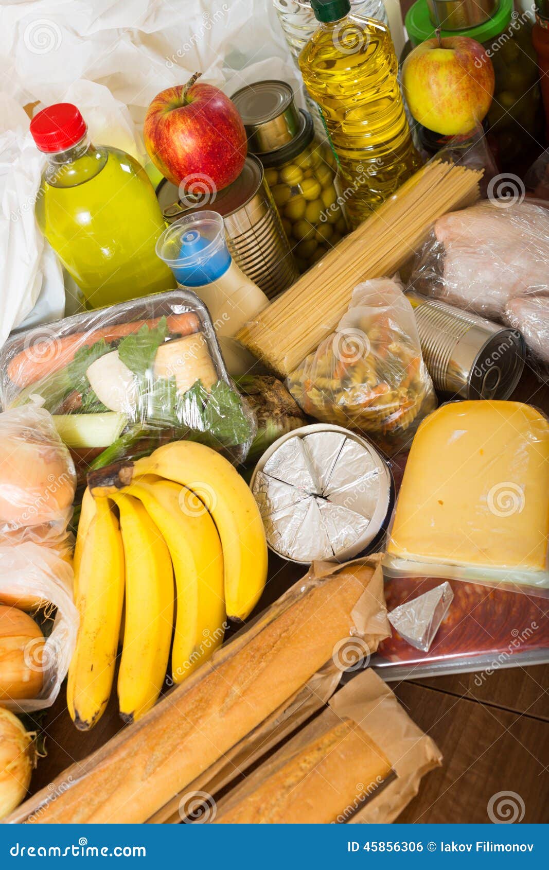 Compras De La Comida Del Supermercado En La Tabla Foto de archivo ...