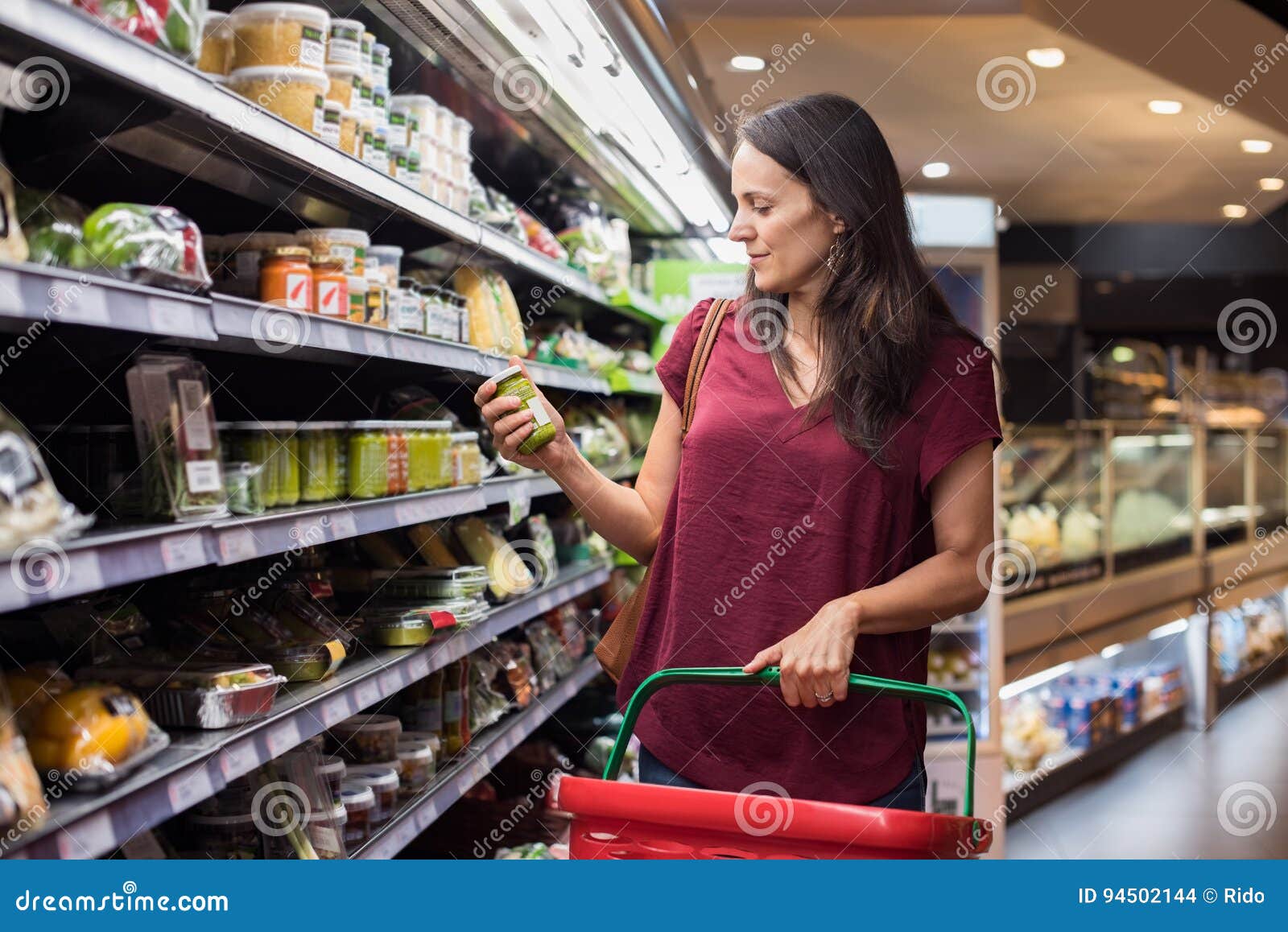 Compras De La Mujer En Supermercado Foto de archivo - Imagen de elija ...