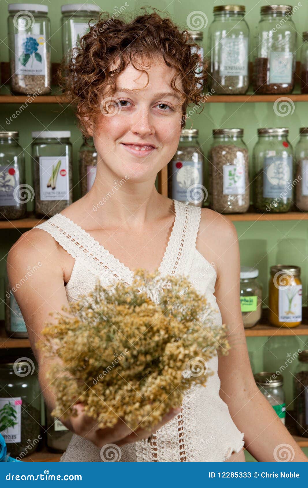 Compras De La Mujer Joven Para Las Hierbas Imagen De Archivo Imagen De Hierba Tratamiento
