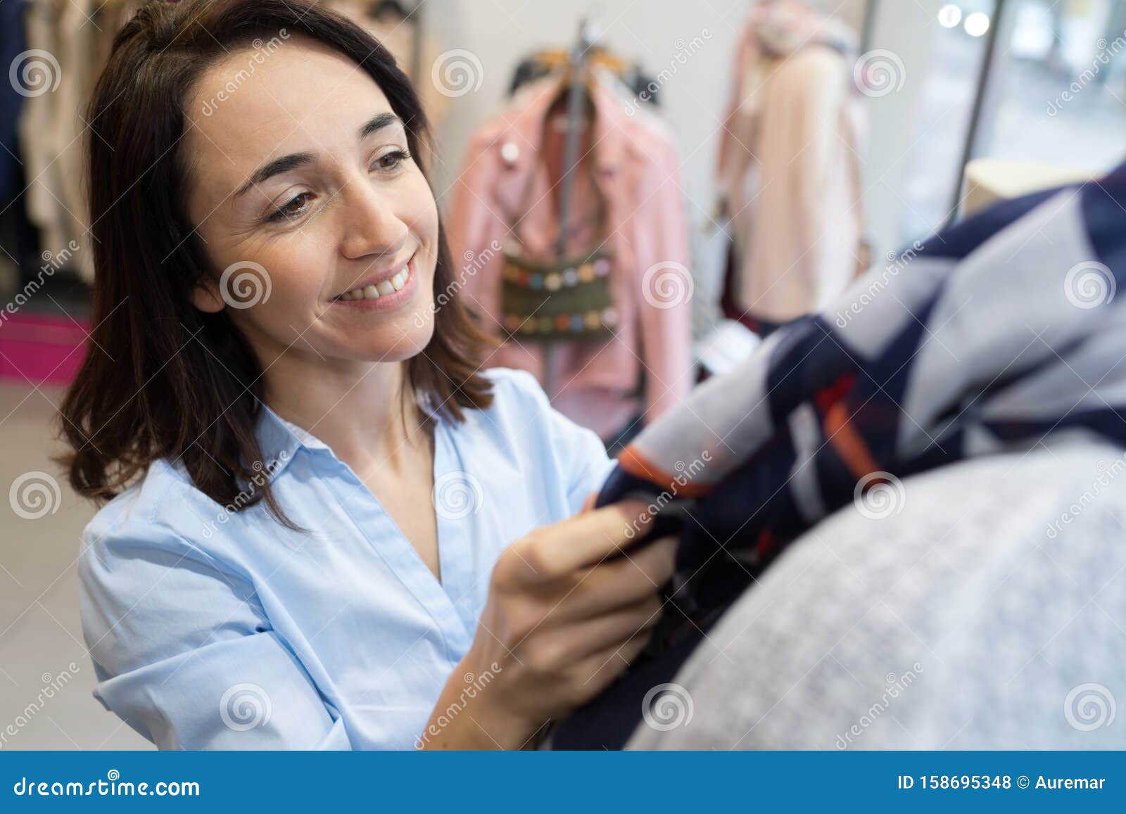 Compras De Mulheres Em Loja De Roupas Foto de Stock - Imagem de loja ...