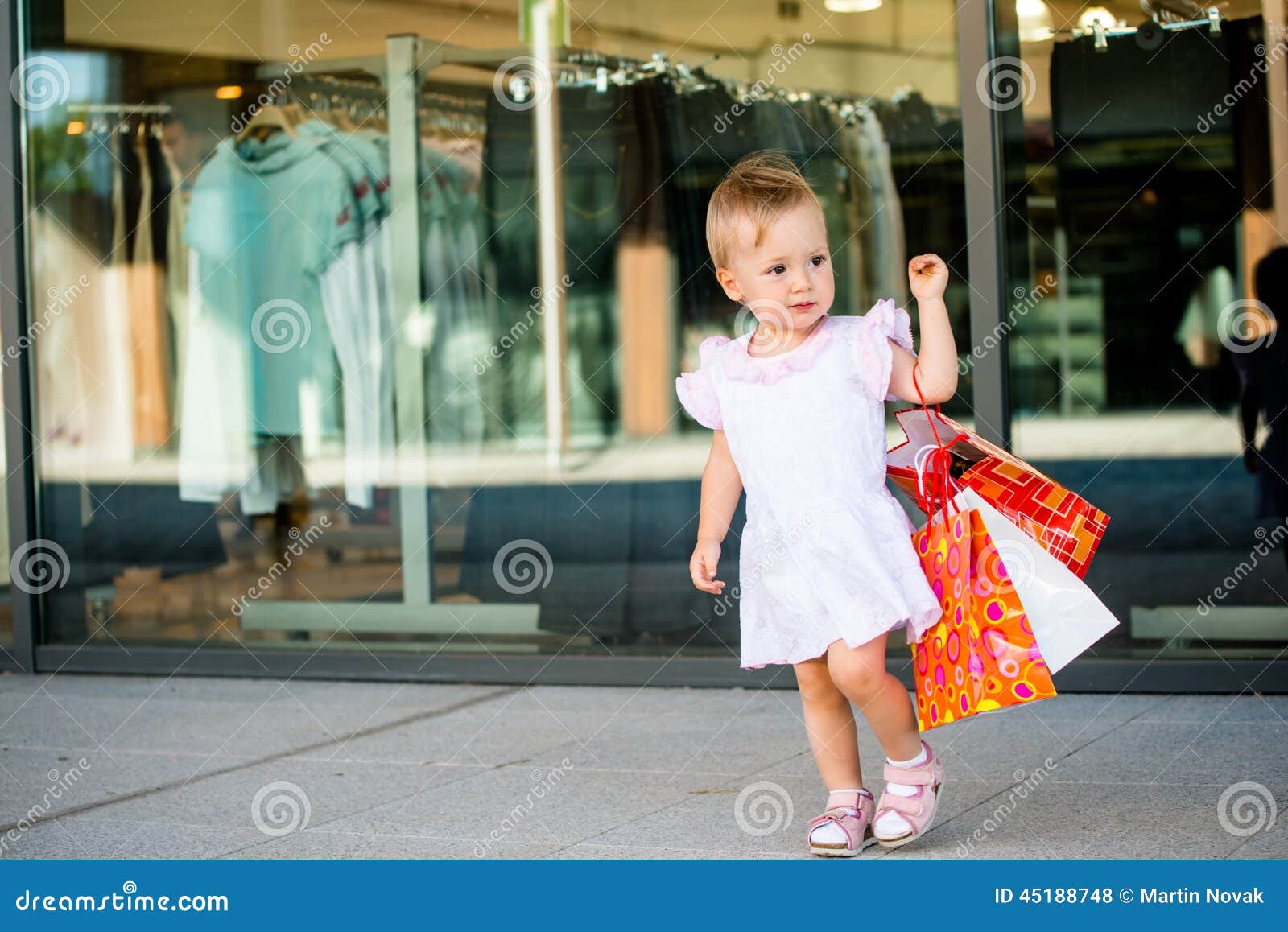 Compras del bebé foto de archivo. Imagen de blanco, auténtico - 45188748