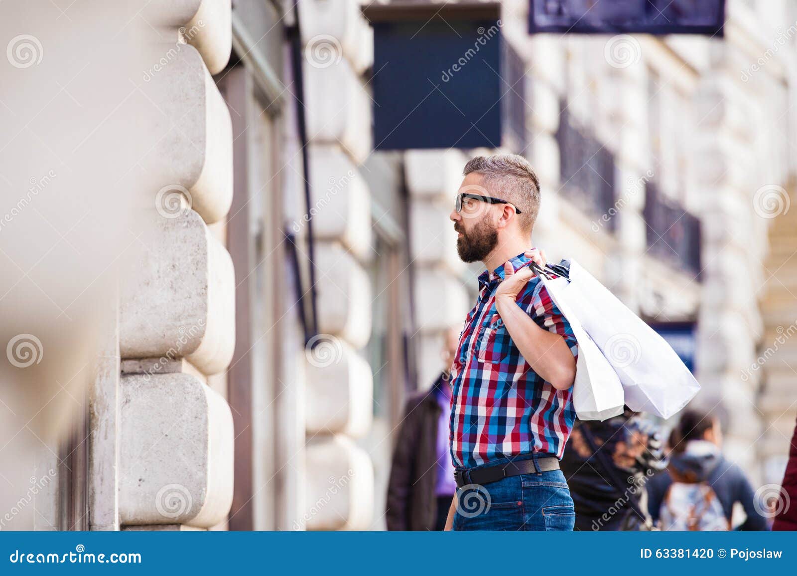 Compras Del Hombre Joven En La Ciudad Foto De Archivo Imagen De Venta Ropas 63381420