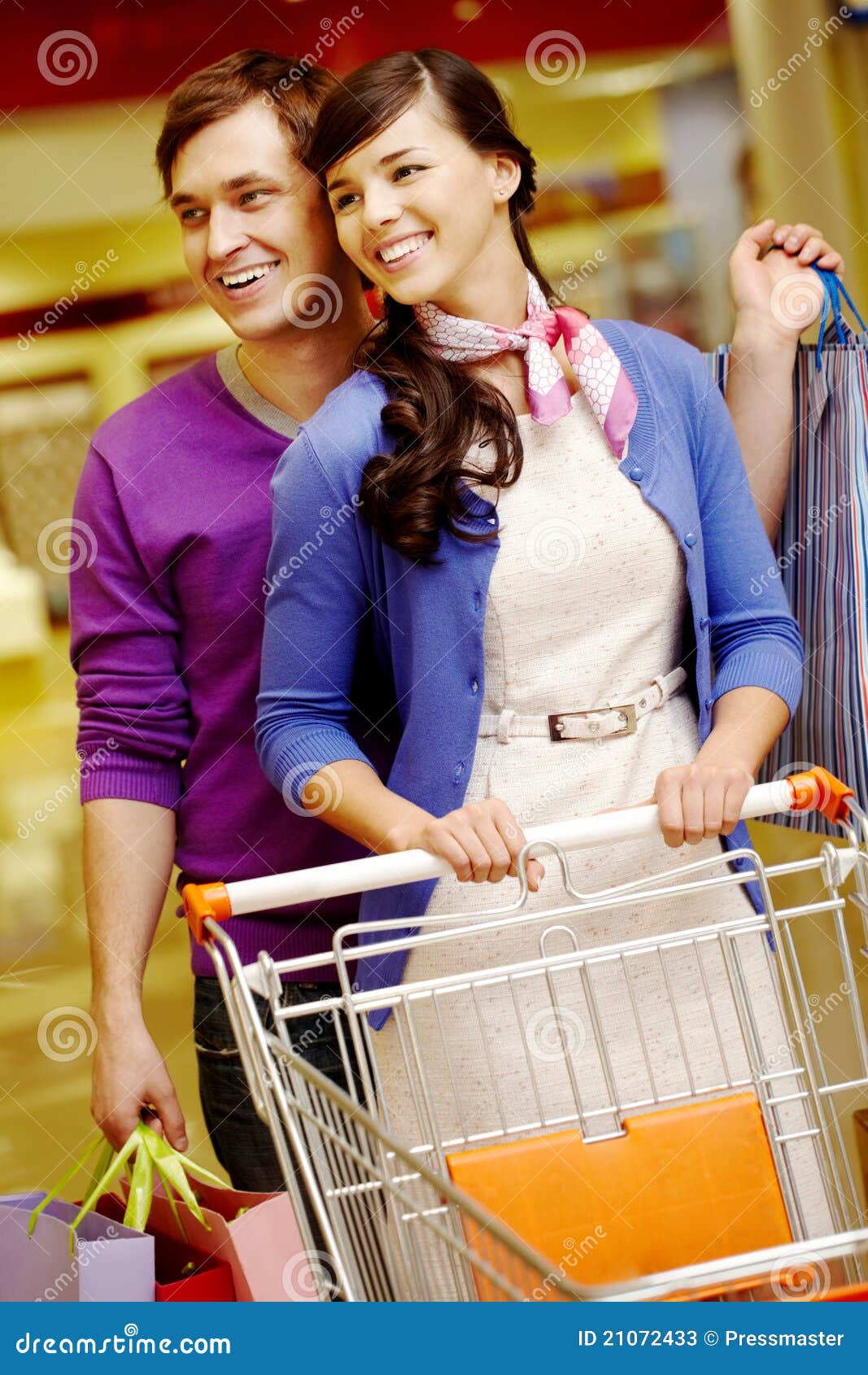 Compras felices imagen de archivo. Imagen de enlace, marido - 21072433