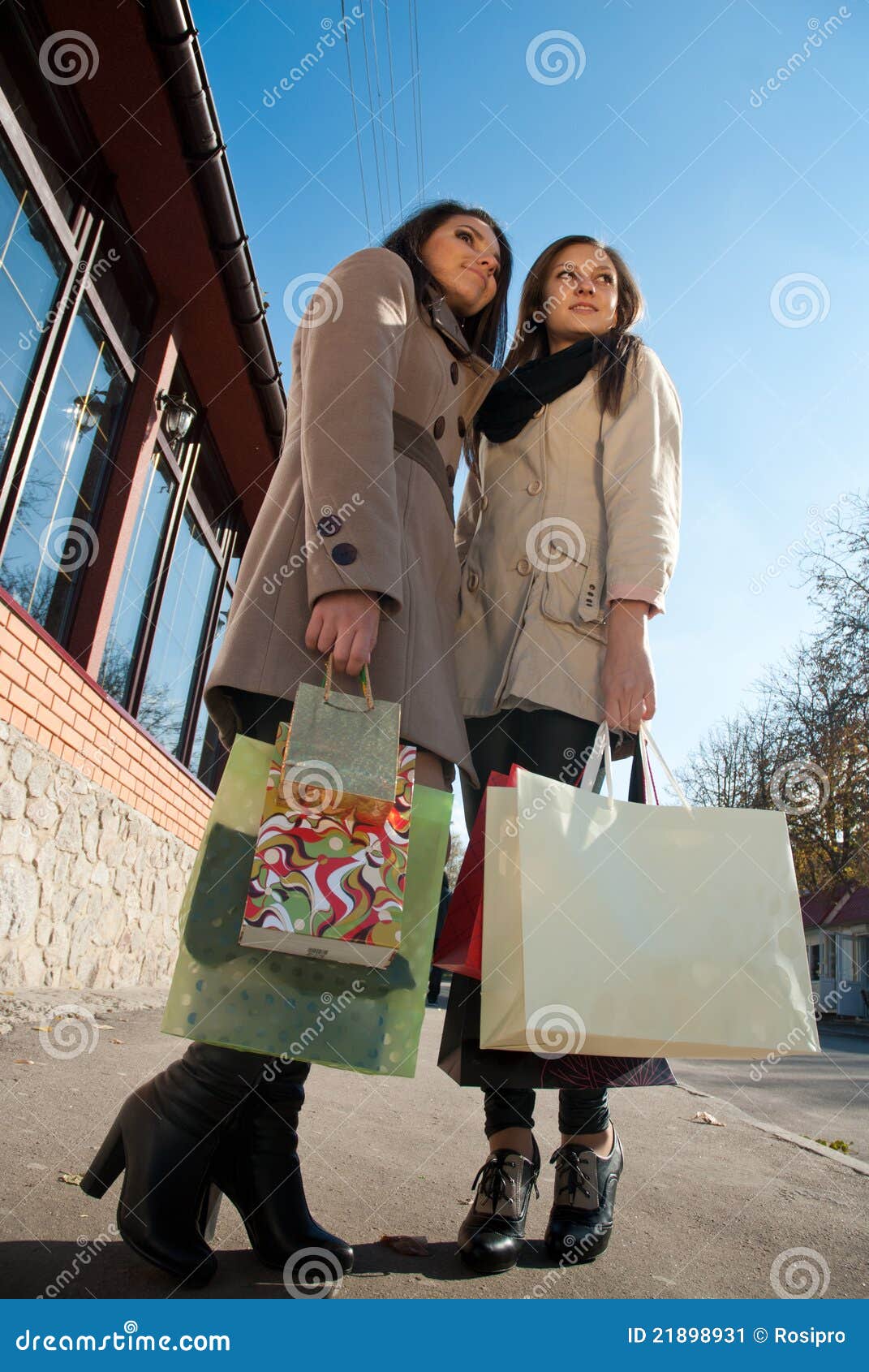 Compras Felices: Dos Mujeres Jovenes Con Los Bolsos Imagen de archivo ... Compras Felices: Dos Mujeres Jovenes Con Los Bolsos Imagen de archivo ...
