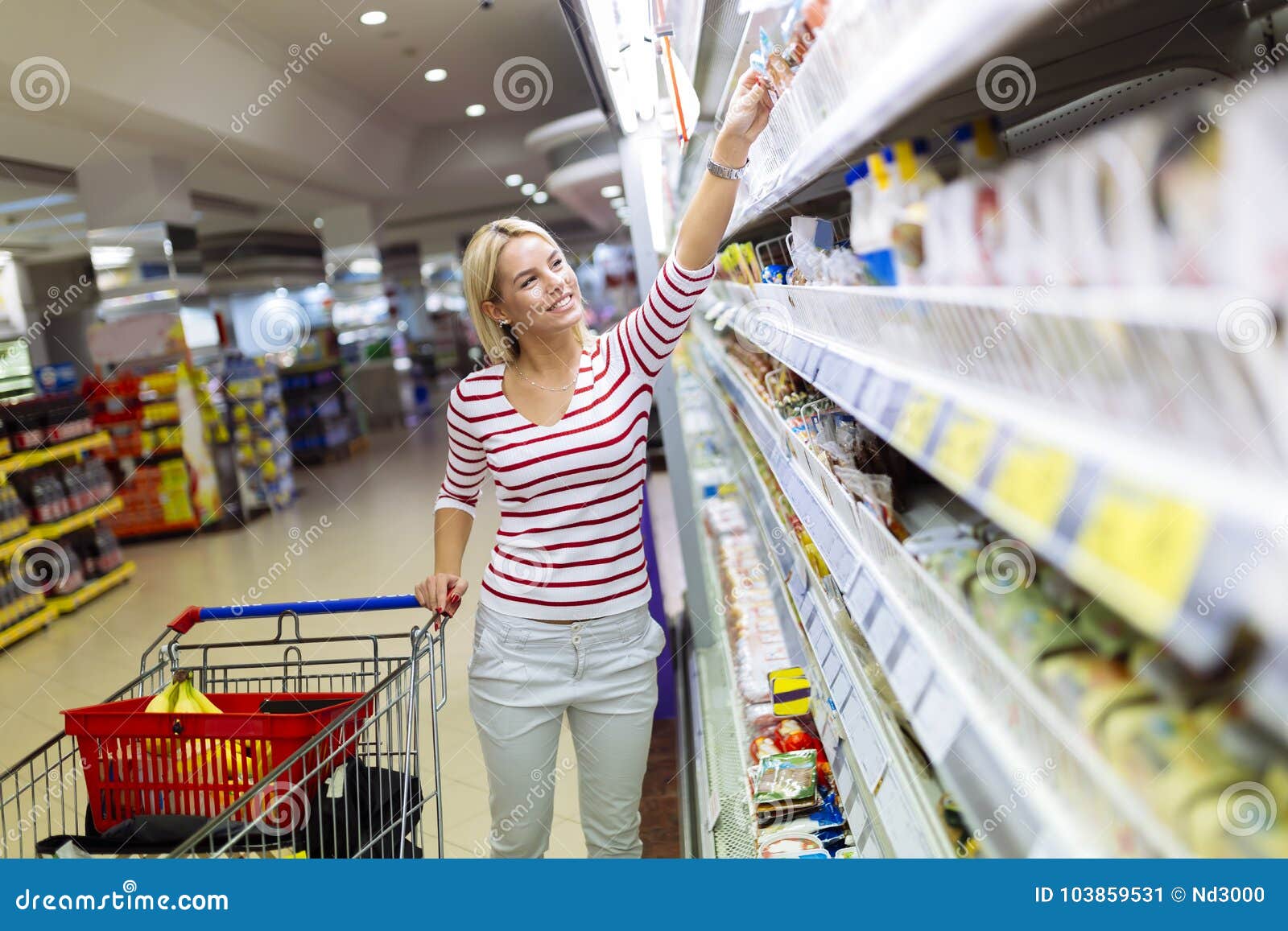 Compras Hermosas De La Mujer En Supermercado Imagen de archivo - Imagen ...
