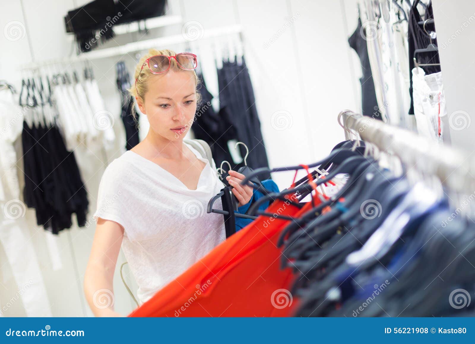 Compras Hermosas De La Mujer En Tienda De Ropa Foto de archivo - Imagen ...