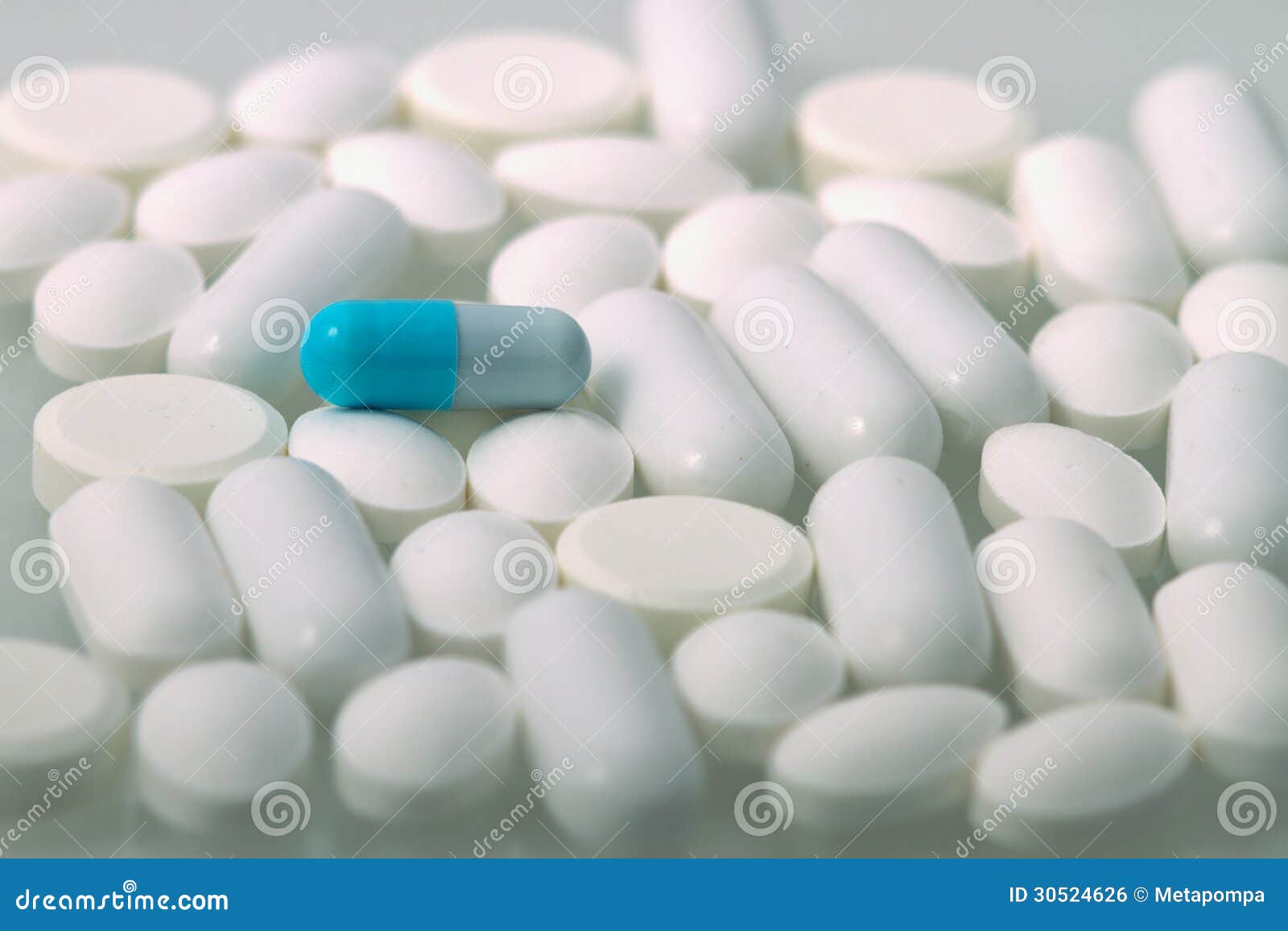 Comprimido Azul Entre O Branco Uns Foto de Stock - Imagem de picareta ...