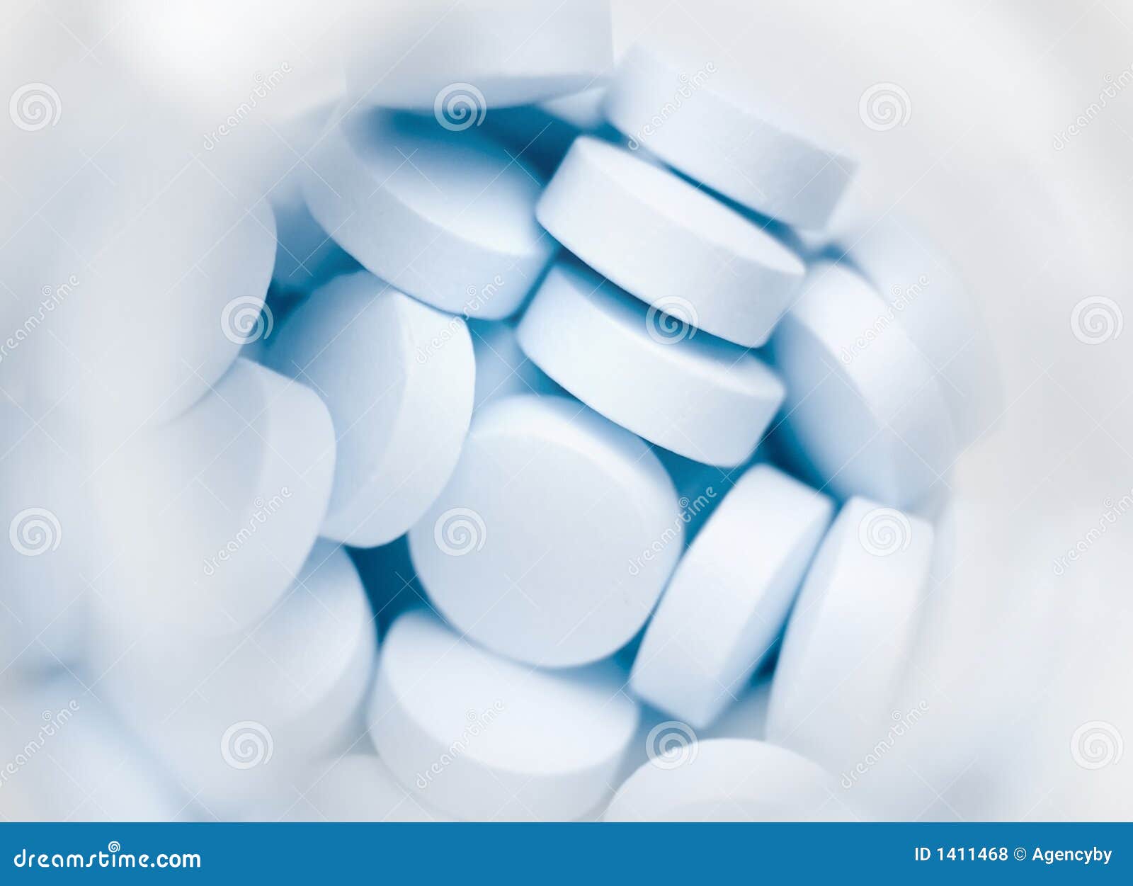 Comprimidos azuis foto de stock. Imagem de cefaleias, azul - 1411468