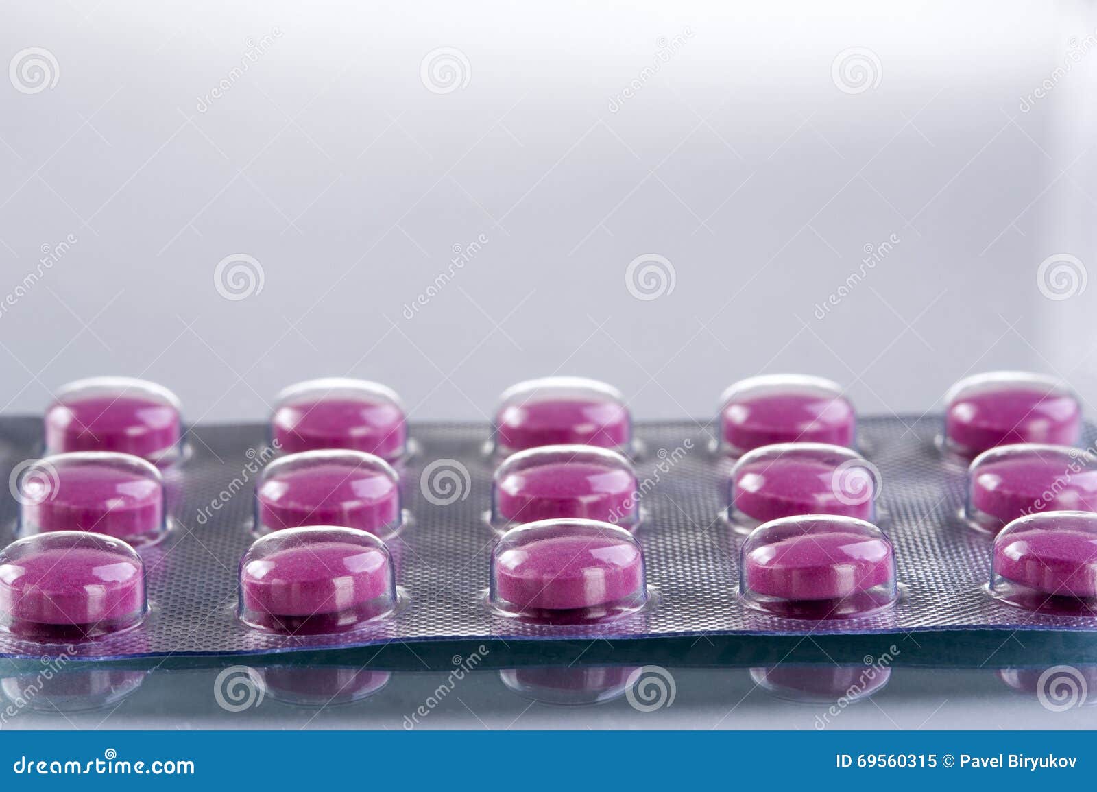 Comprimidos Cor-de-rosa Da Medicina No Fundo Branco Imagem de Stock ...