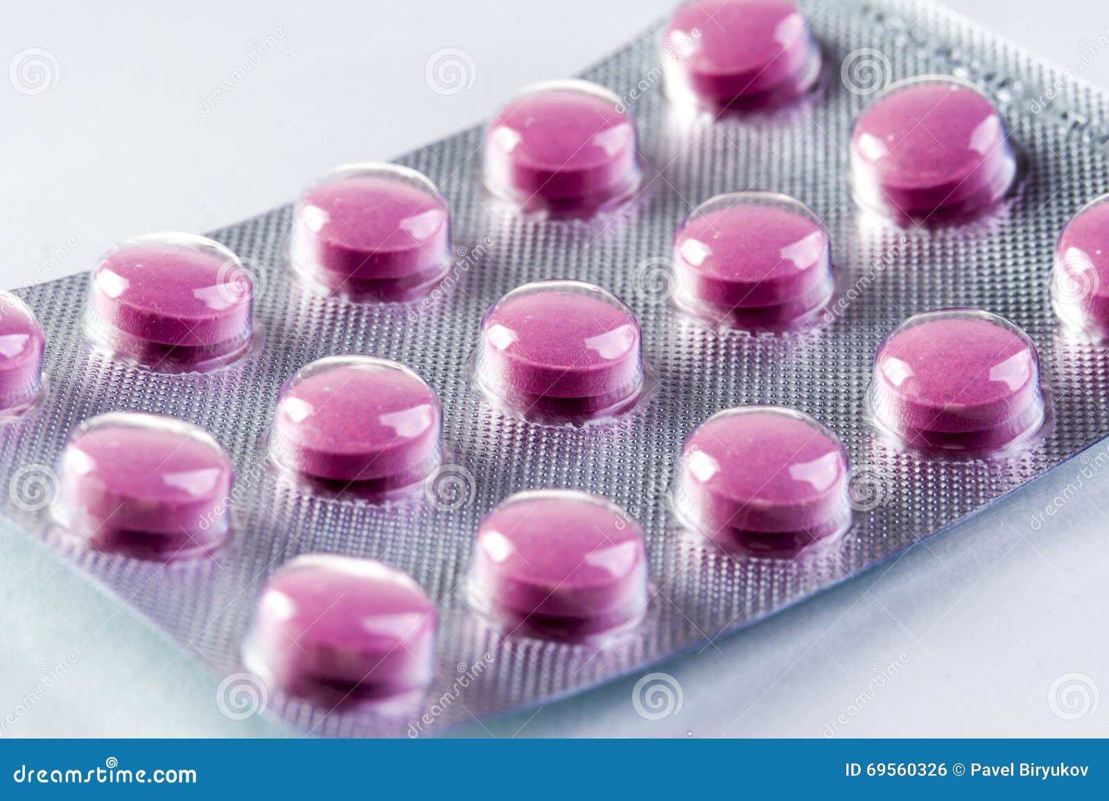 Comprimidos Cor-de-rosa Da Medicina No Fundo Branco Foto de Stock ...