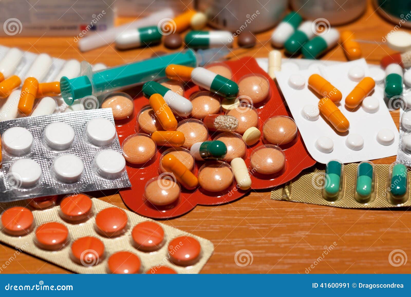 Comprimidos E Cápsulas Em Uma Tabela Imagem de Stock - Imagem de ...