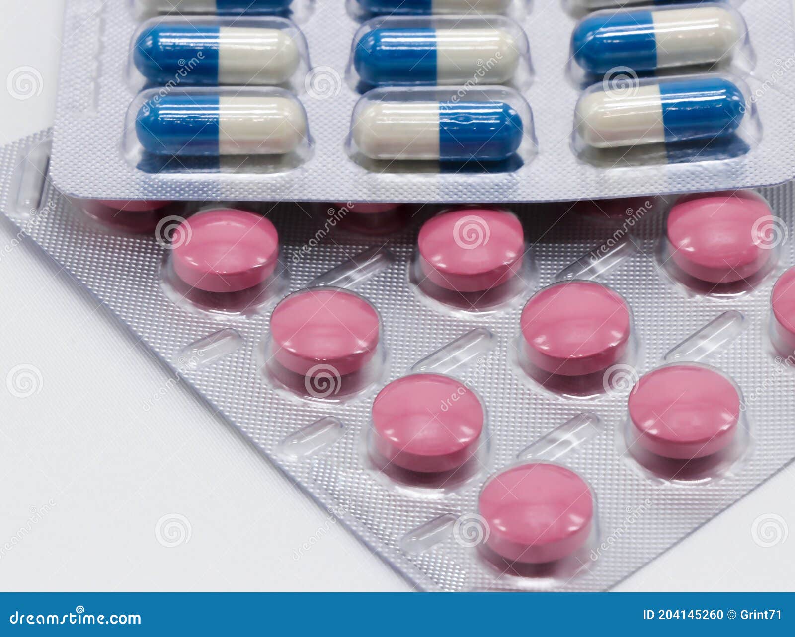 Comprimidos Em Blisters De Diferentes Formas E Cores Fechados Foto de ...