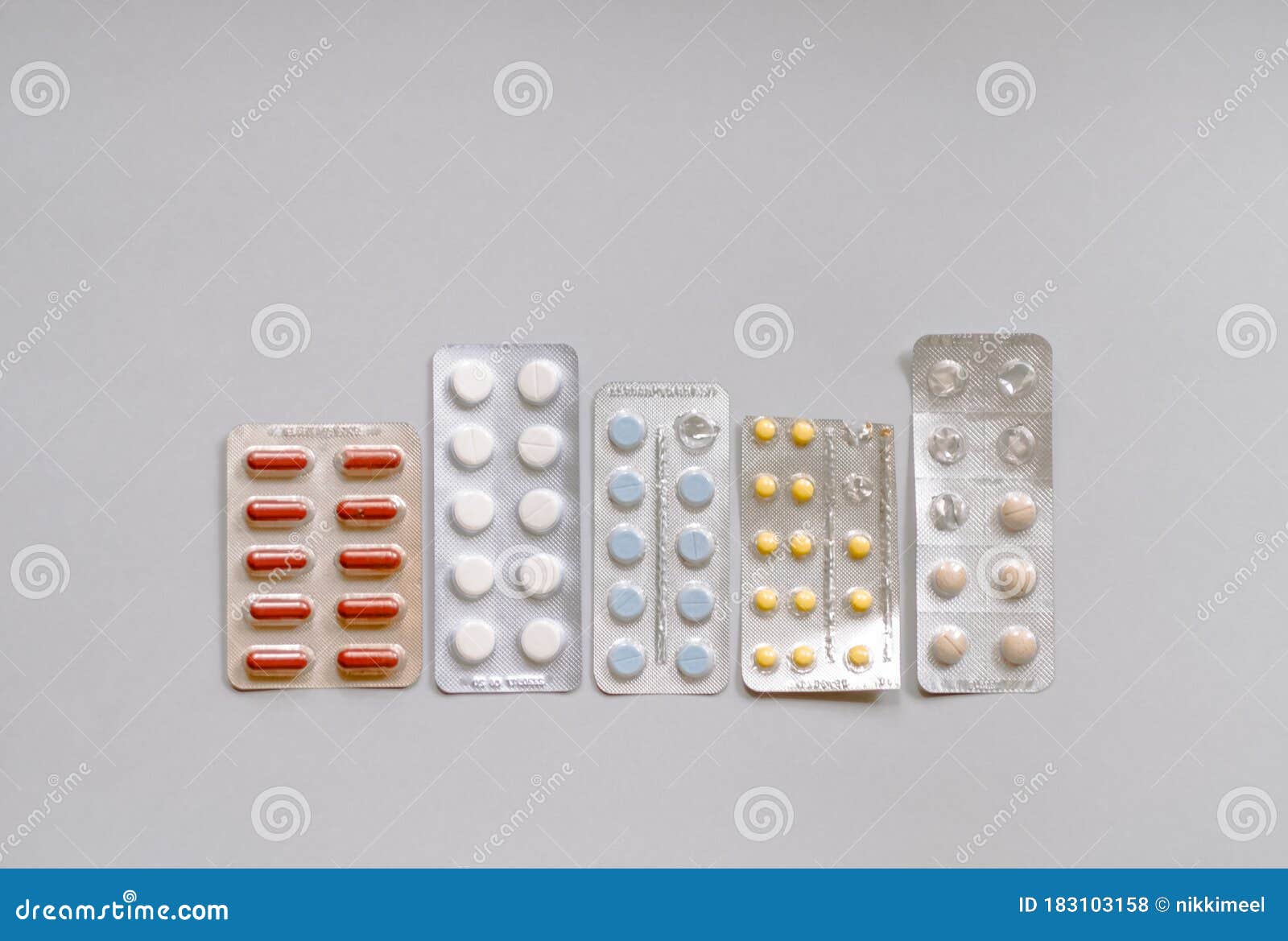 Comprimidos em embalagens. foto de stock. Imagem de remédio - 183103158