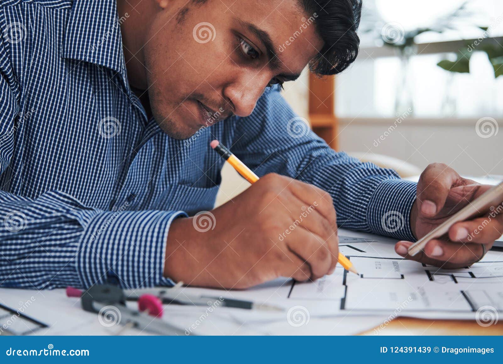 Comprobar El Modelo Con Minuciosidad Imagen de archivo - Imagen de ...