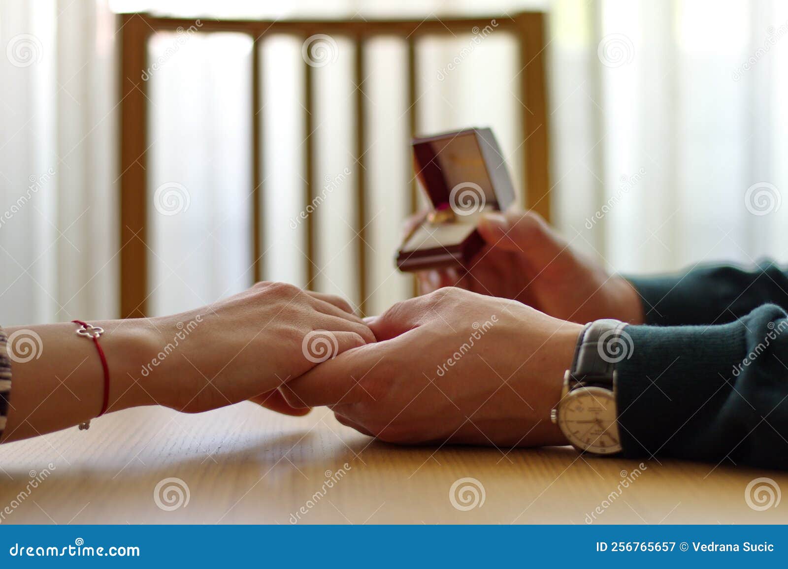 Compromiso imagen de archivo. Imagen de cortina, dorado - 256765657