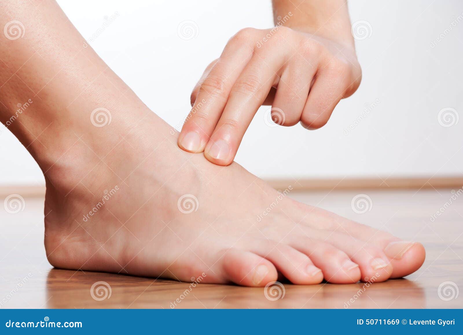 Compruebe Su Pulso En Su Pie Imagen de archivo - Imagen de movimiento ...